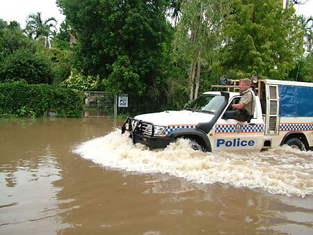 Police patrol Katherine for looters - ABC News