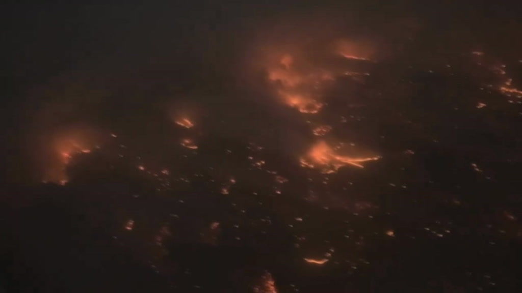 Plane video shows bushfires throughout Adelaide Hills - ABC News