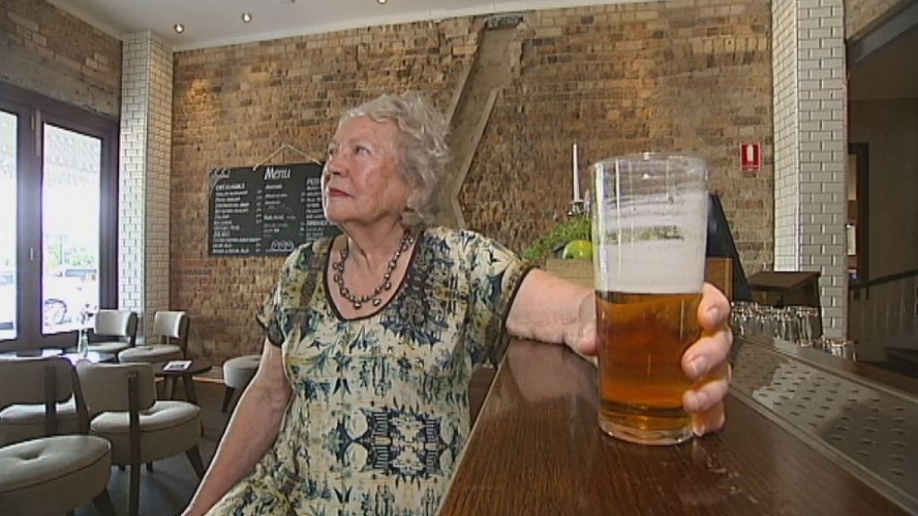 Merle Thornton revisits Regatta Hotel bar 50 years on from protest ...