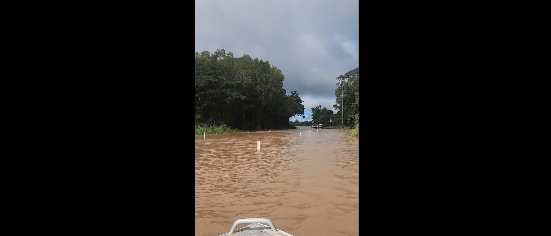 North Queensland residents boat supplies through floodwaters - ABC News