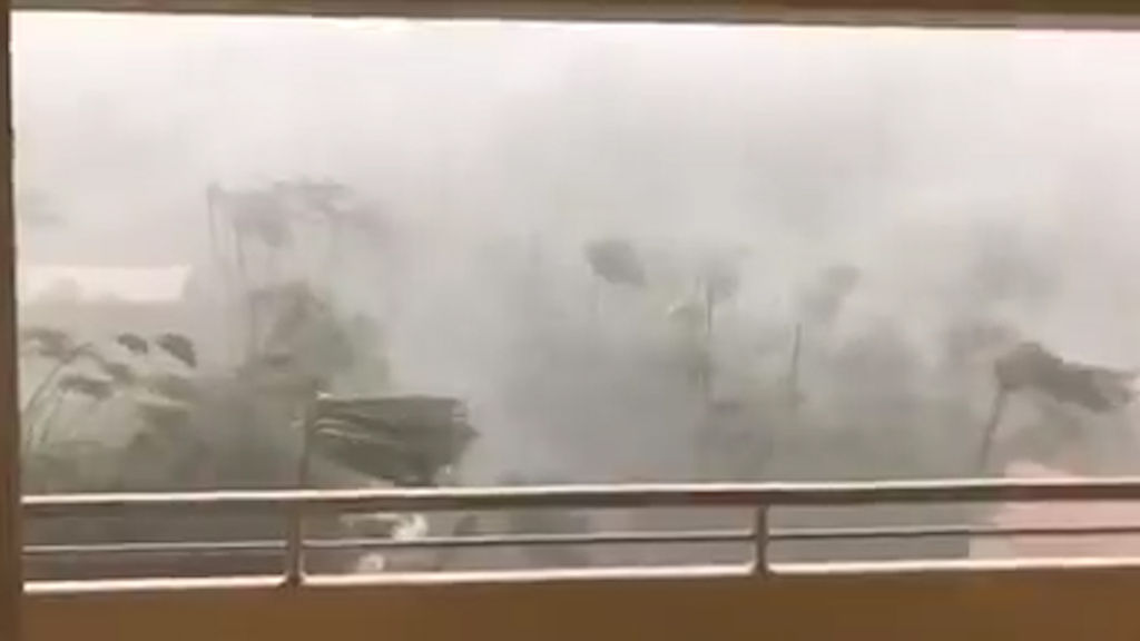 Cyclone Debbie's winds lash Queensland's north - ABC News