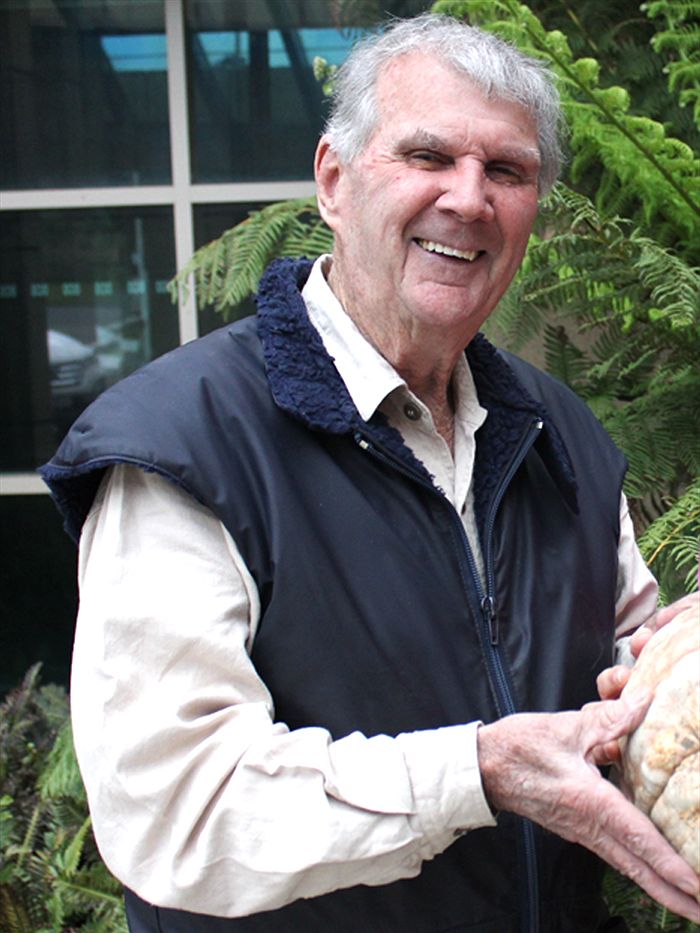 Peter Cundall helping Veterans work out stress in soil - ABC listen