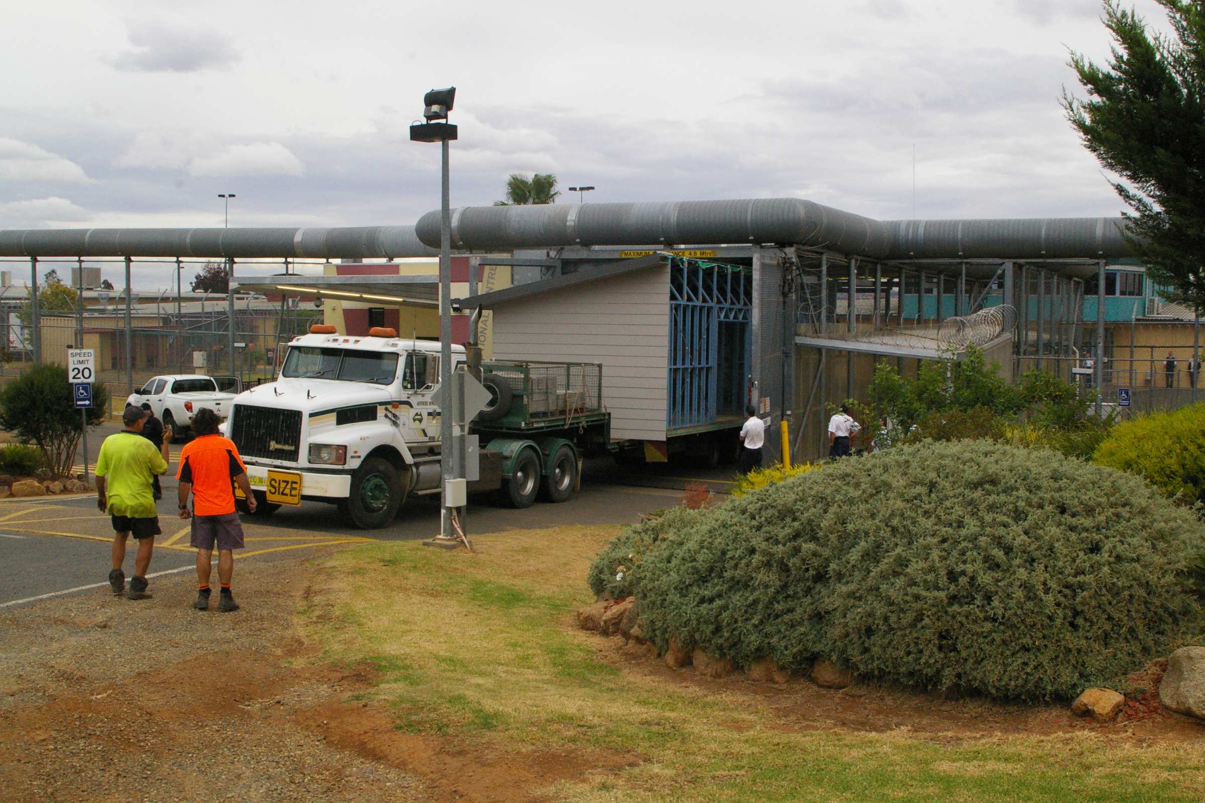 Prisoners build houses for needy NSW families - ABC News