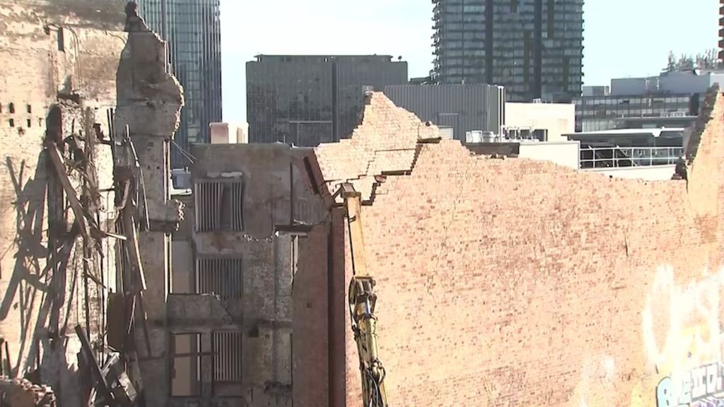 Demolition work begins on Sydney building gutted by fire - ABC News
