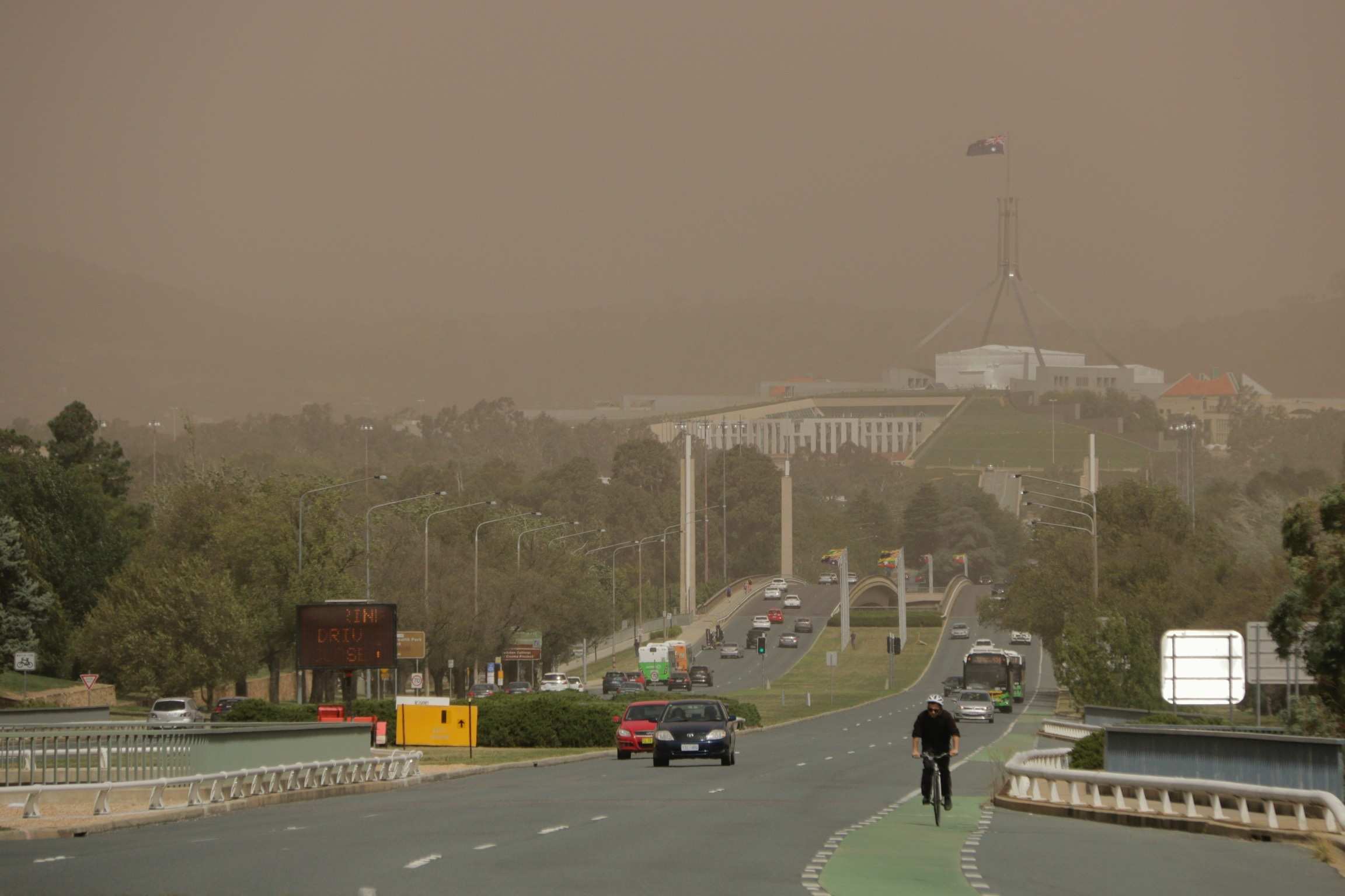 Canberra dust storm sees more than 1,000 homes lose power - ABC News