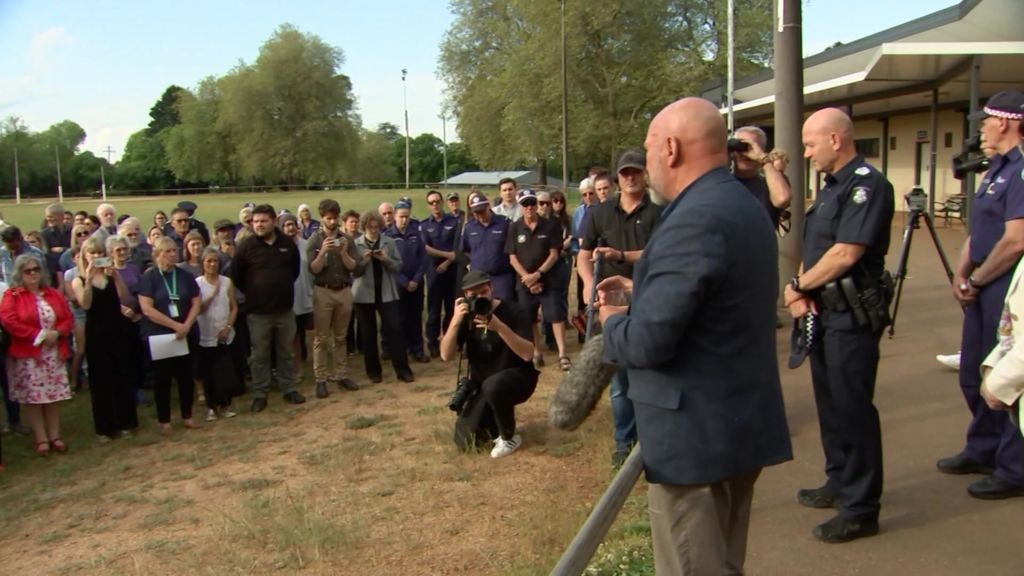 Daylesford residents hold vigil for victims of pub crash - ABC News