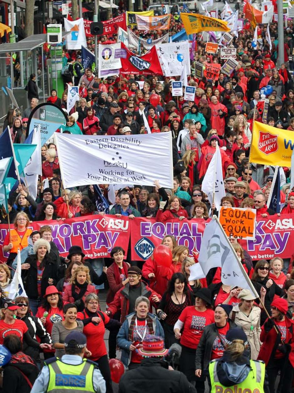 Social workers march for equal pay - ABC News