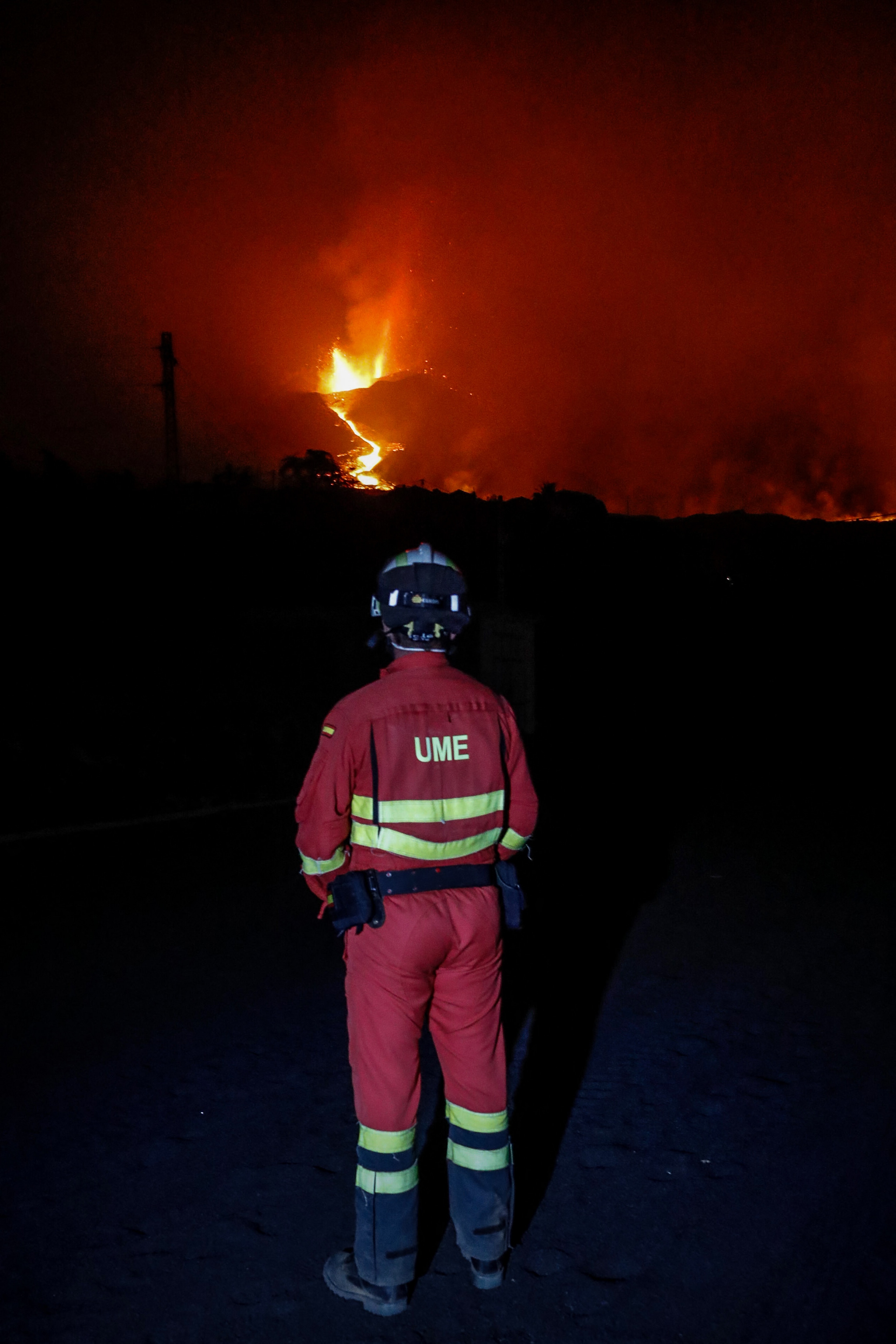 Lava destroys four buildings on Spain's La Palma as Cumbre Vieja ...