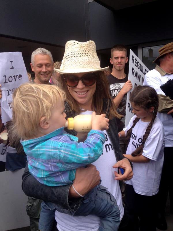 Melbourne protesters angry about new laws for raw milk - ABC News
