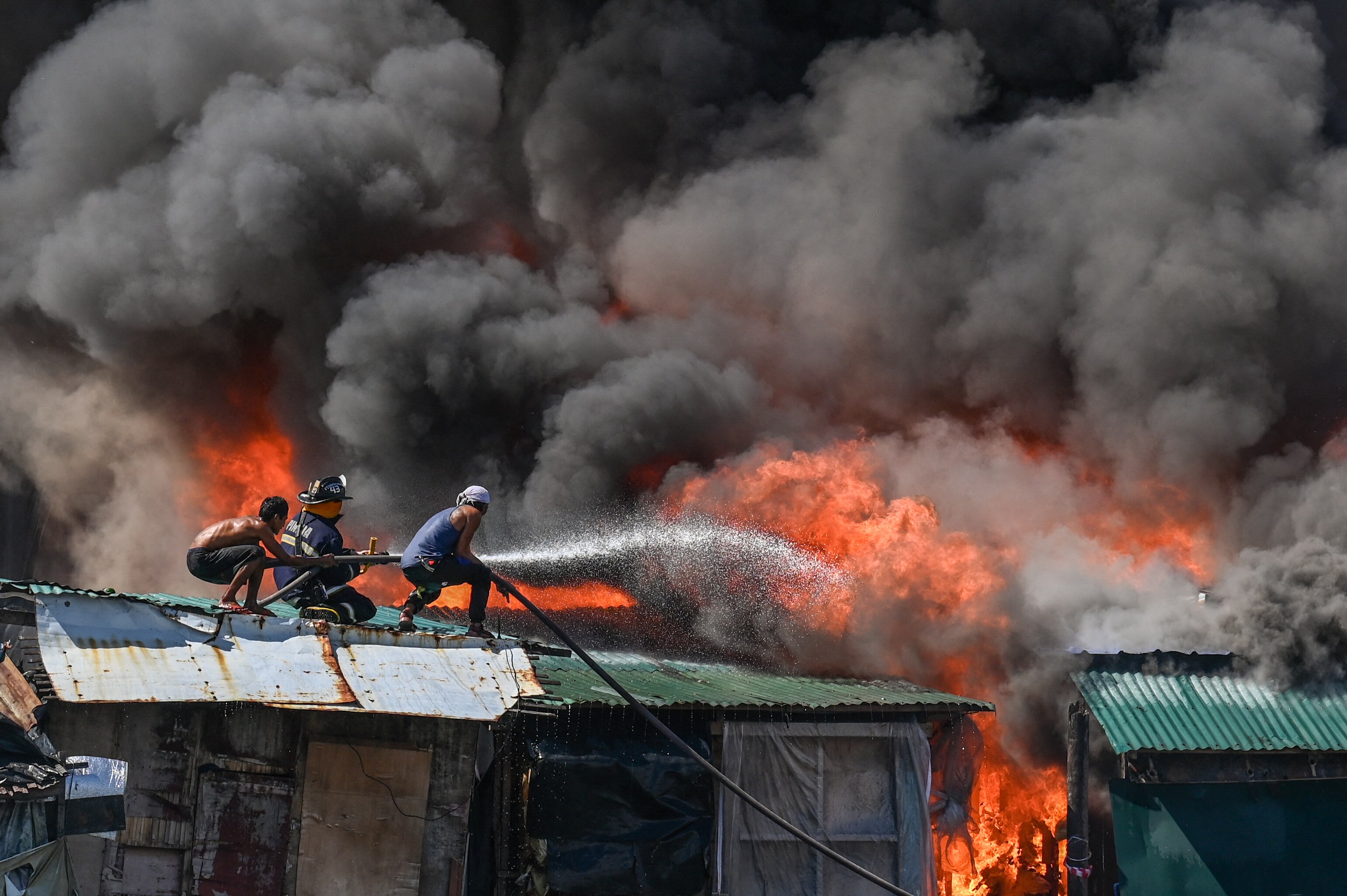 Fire destroys 1,000 homes in slum area of Philippine capital Manila ...