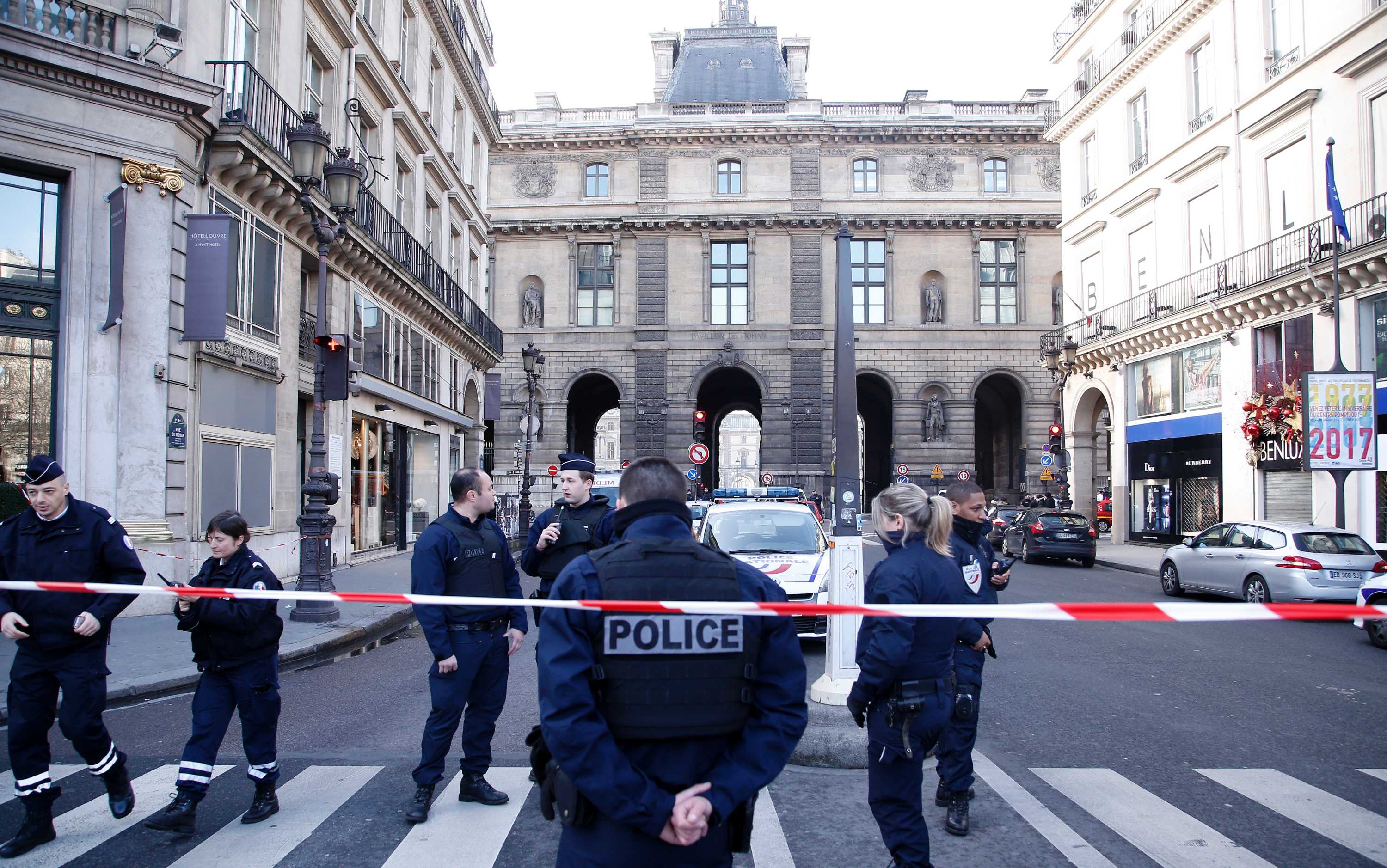 Security personnel rush into the Louvre Museum in Paris amid "serious ...