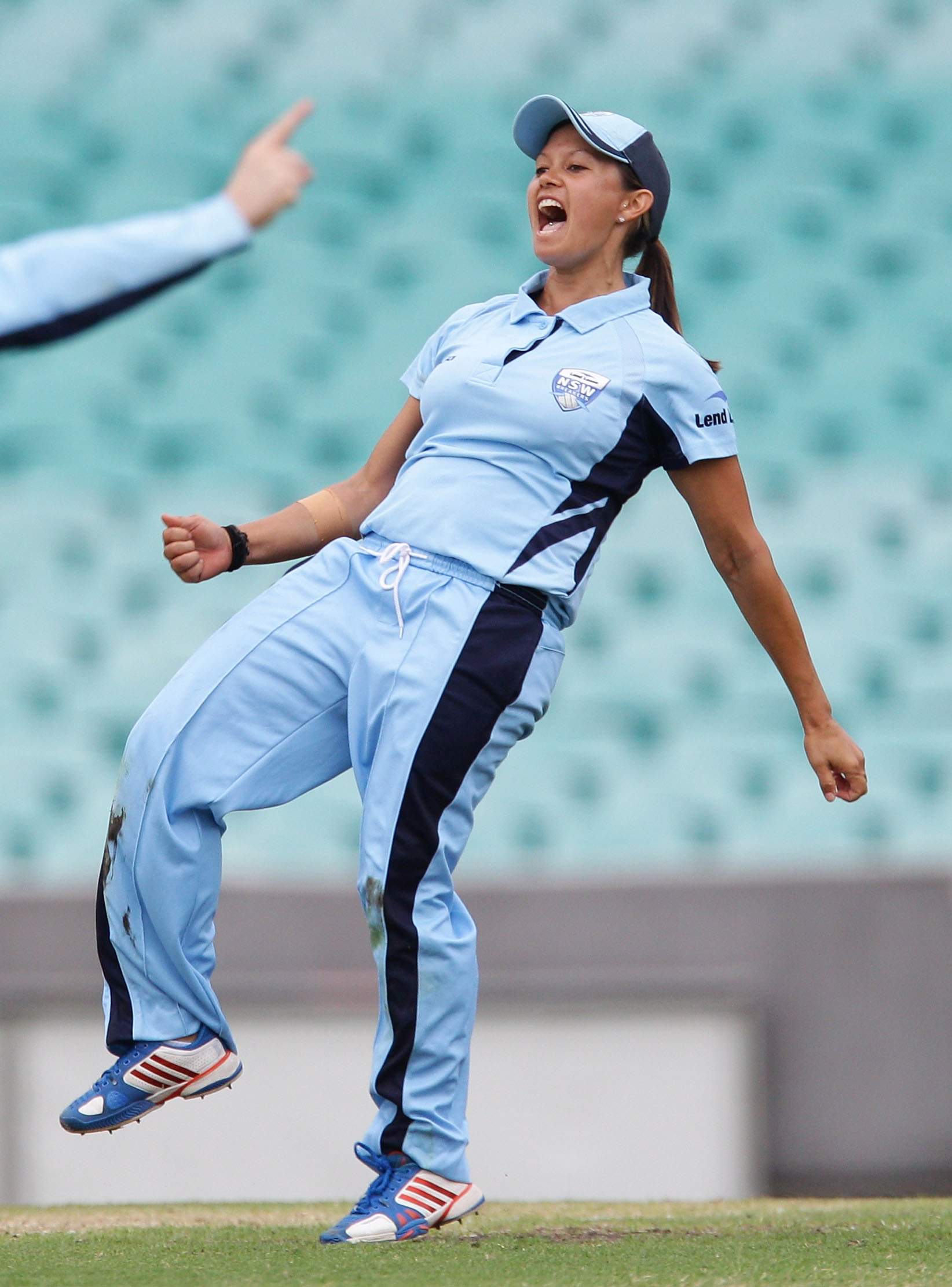 Women's Big Bash cricketer Angela Reakes sanctioned by CA for $9 bets ...