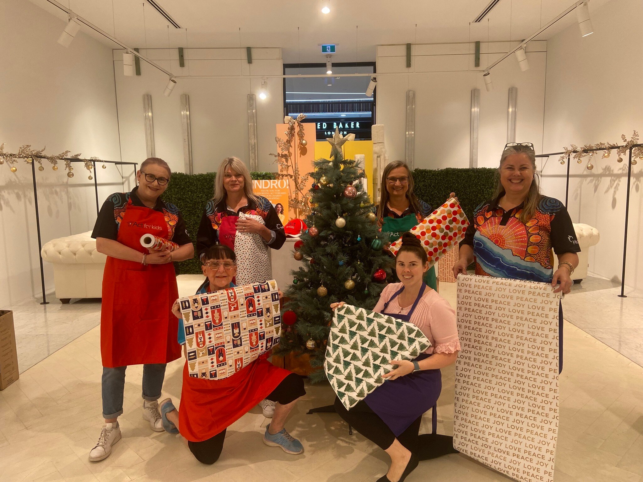 Tales of an expert Christmas gift wrapper - ABC listen