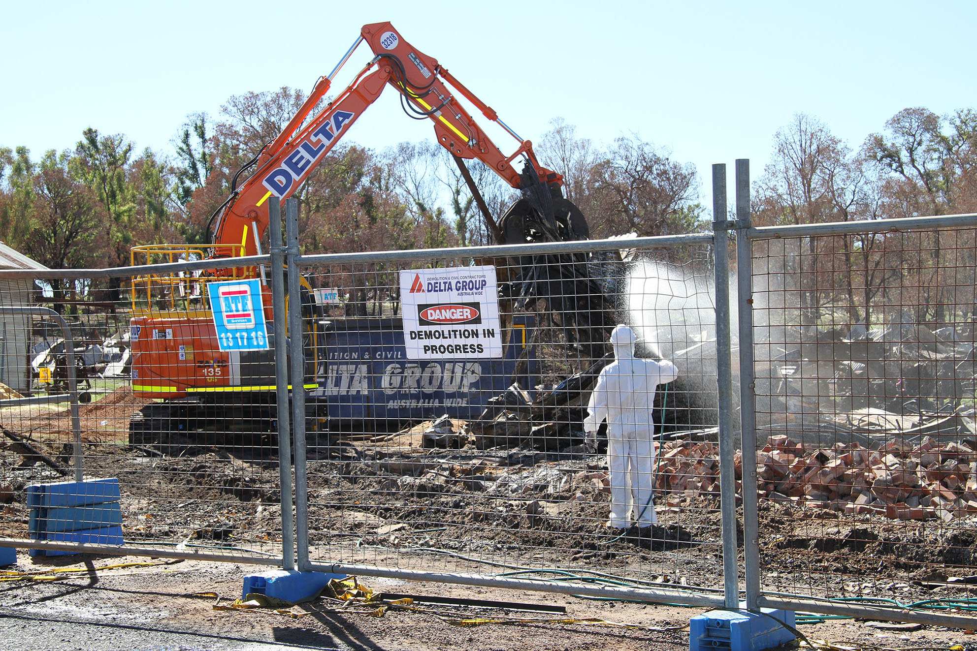 Yarloop demolition work begins on bushfire-ravaged buildings - ABC News