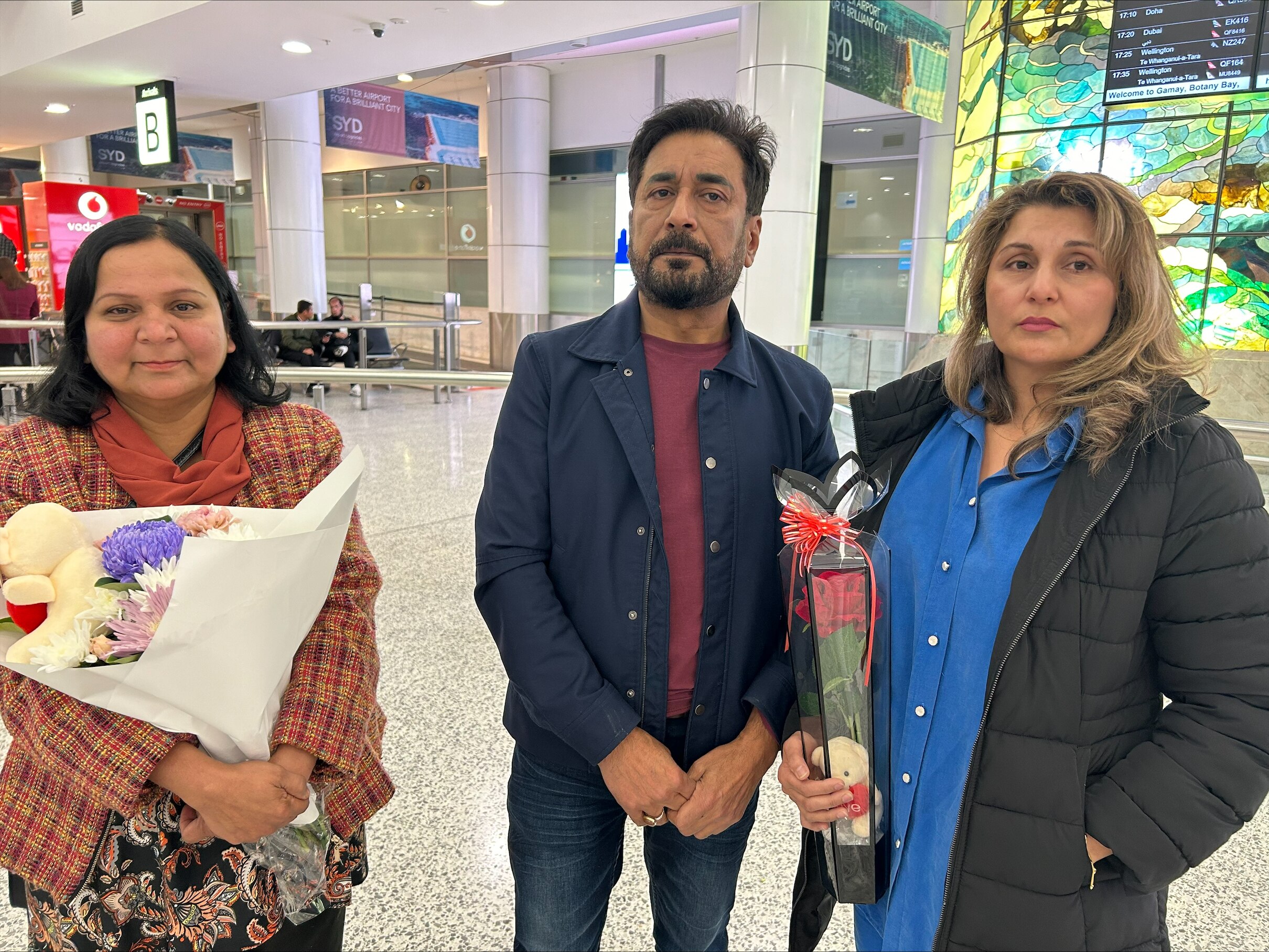 Passengers on Singapore Airlines flight land back in Australia after ...