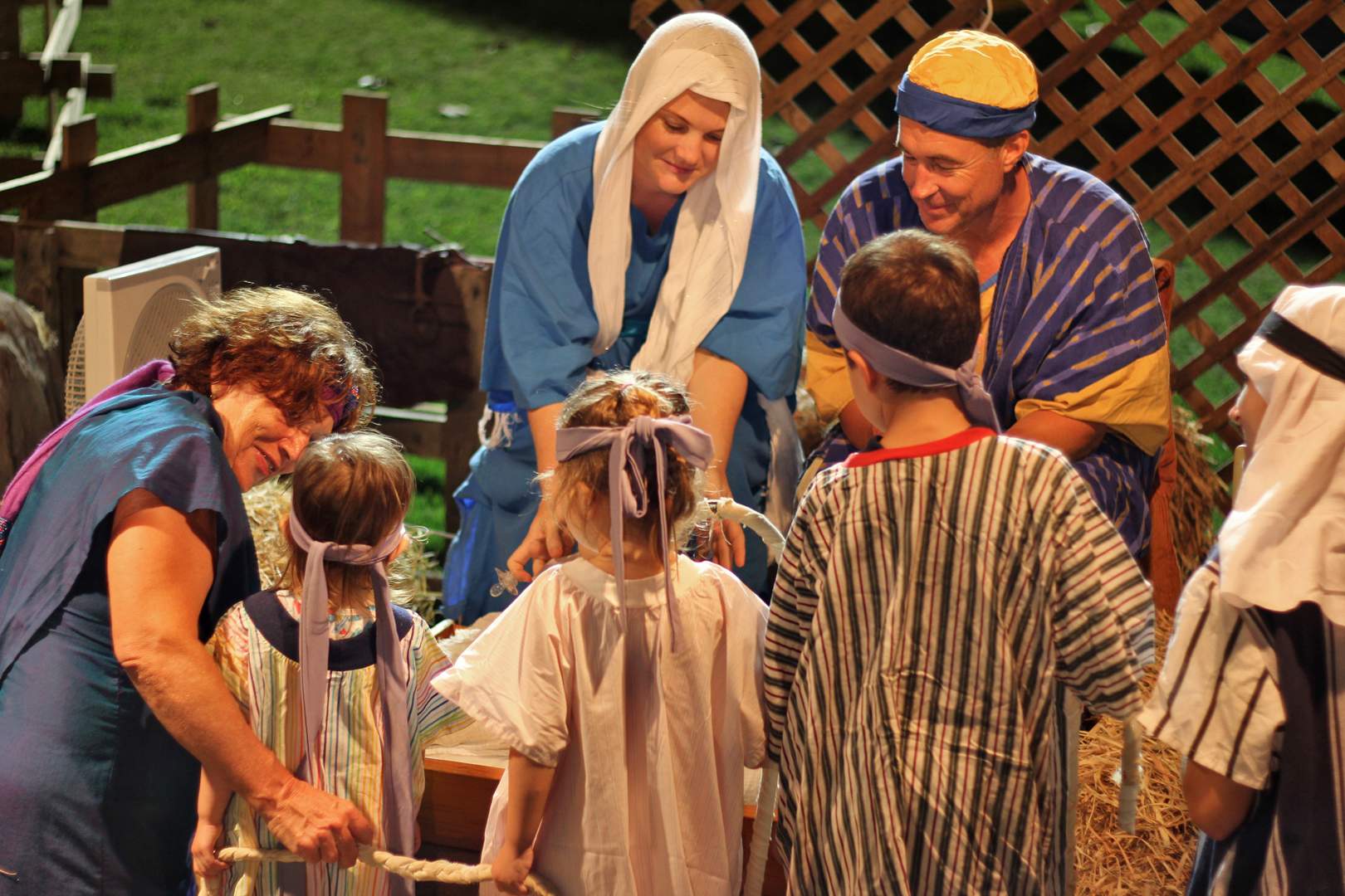Live nativity keeps Christmas story fresh after 2016 years - ABC News