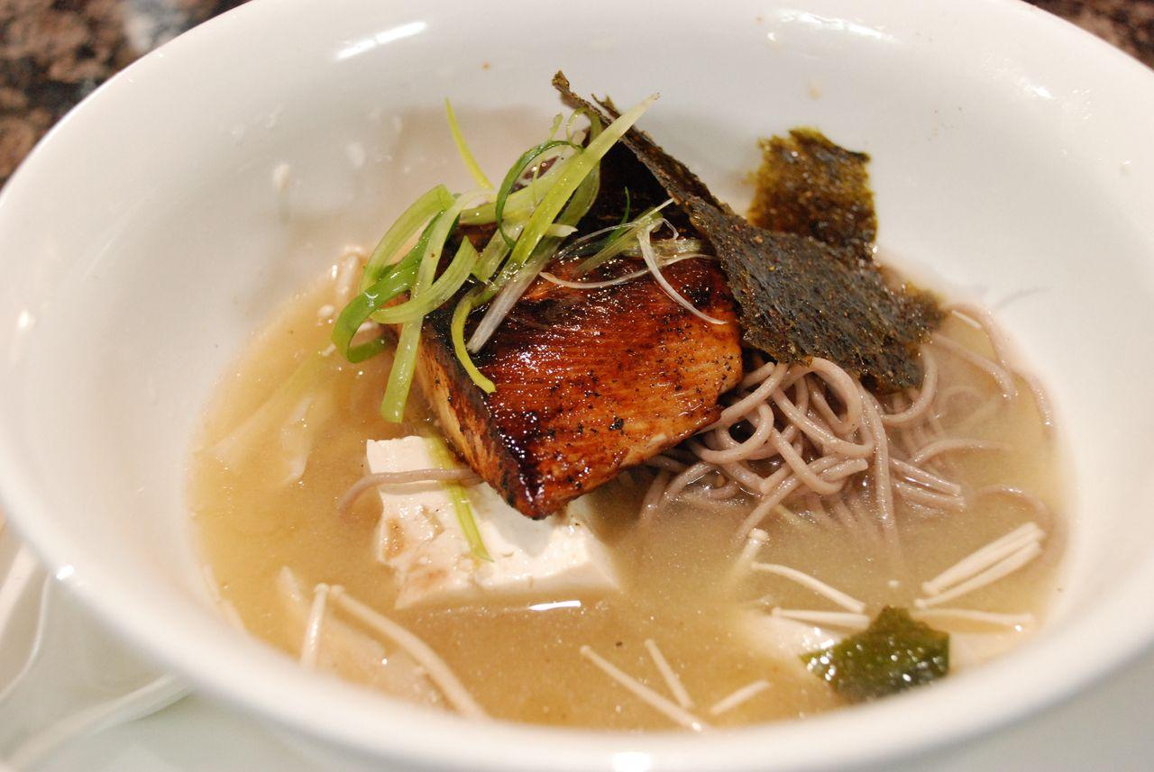 Miso kingfish with soba noodle and seaweed broth - ABC News