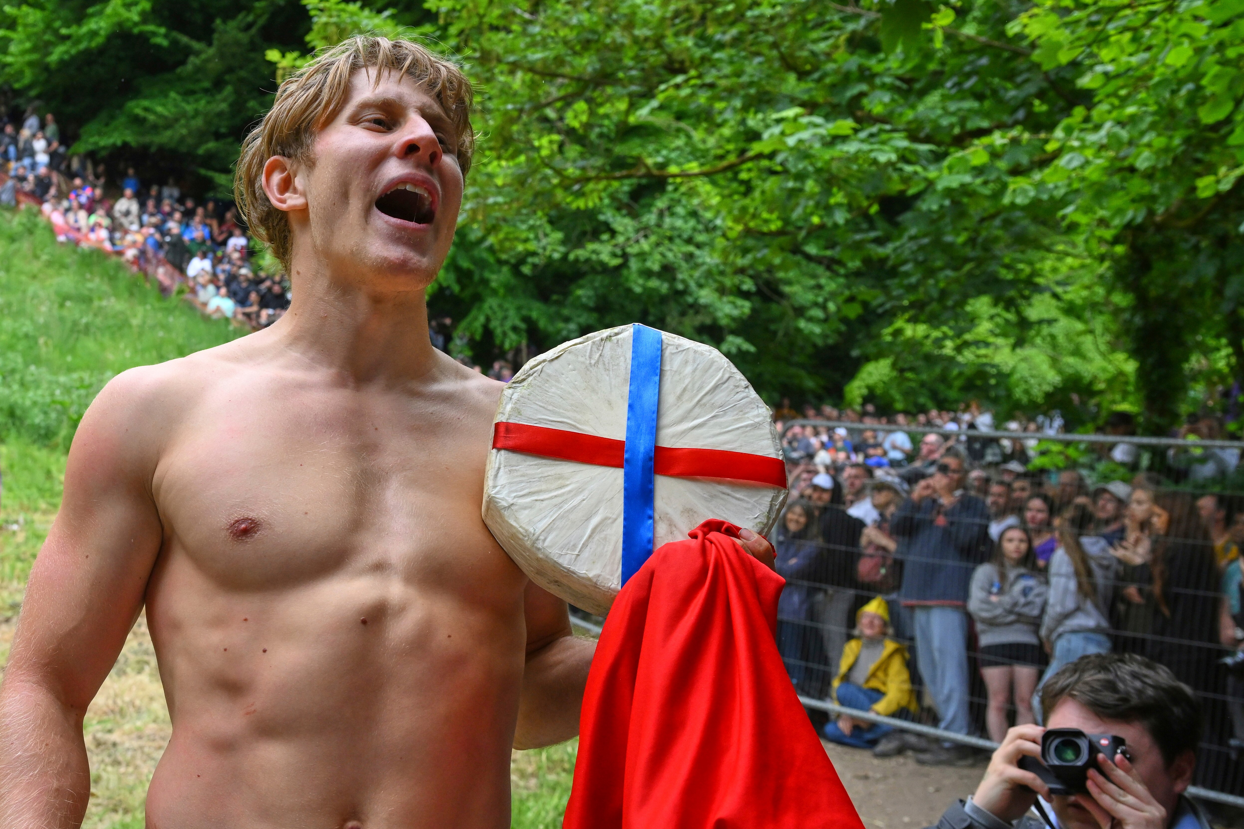 Runners trip, stumble and fall down Cooper's Hill in annual cheese ...