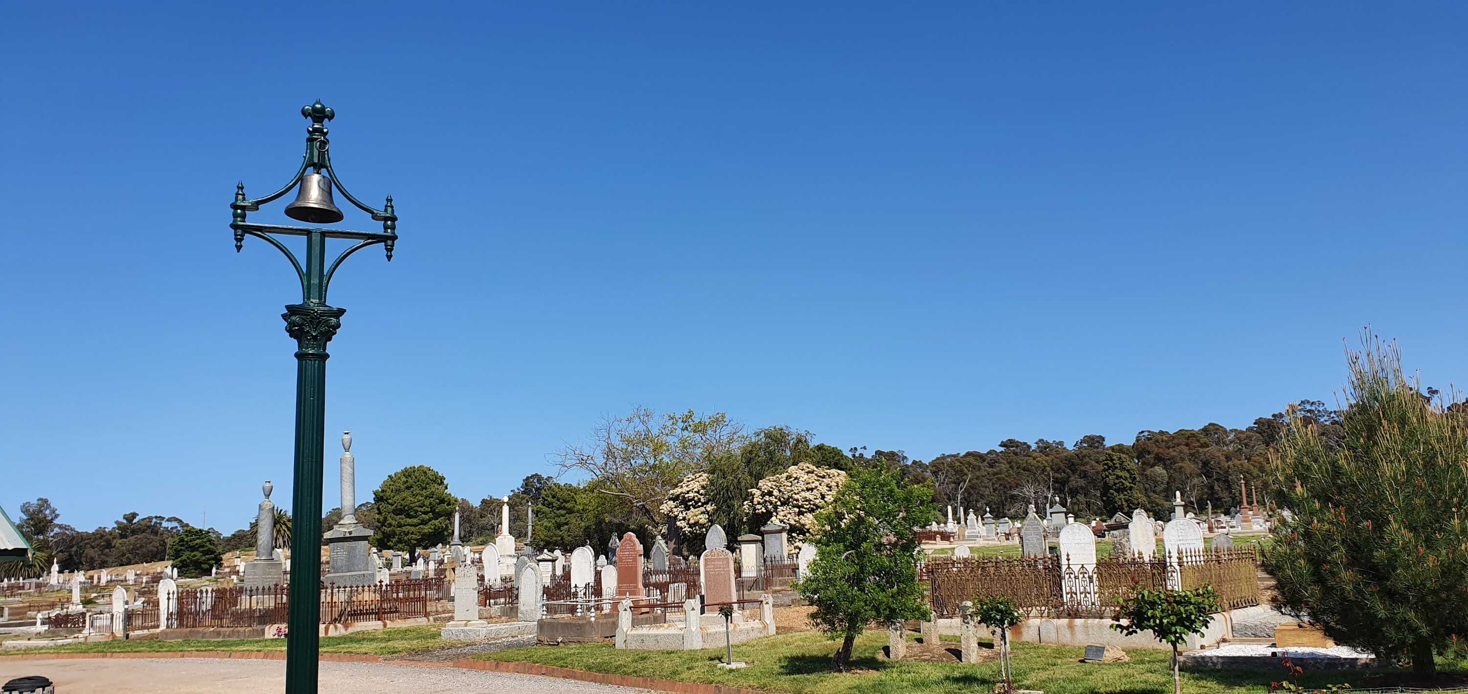 Bendigo cemetery bell fixed to honour community volunteer Helen ...