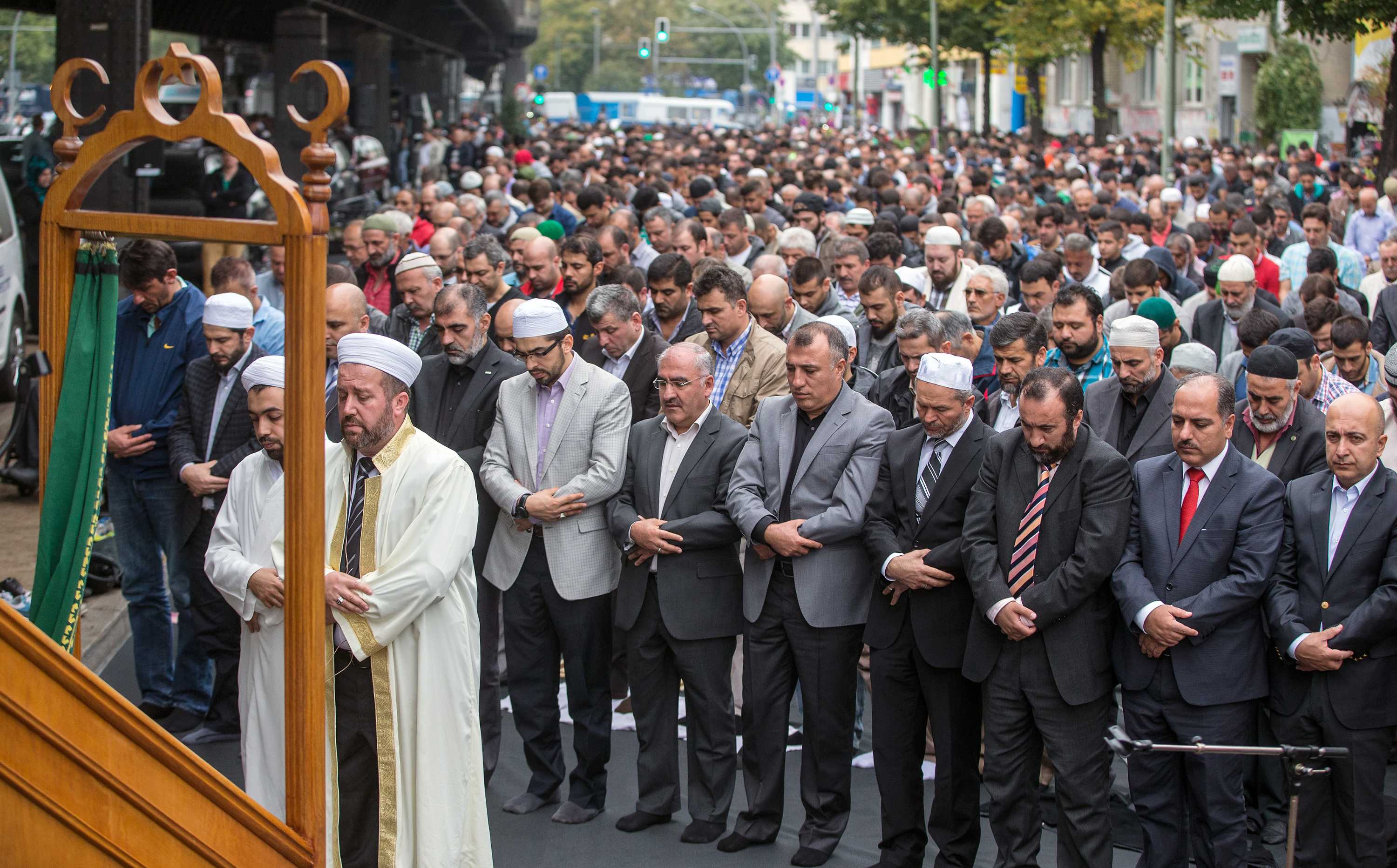 Islamic State: German police raid flats, mosque over suspected IS ties ...