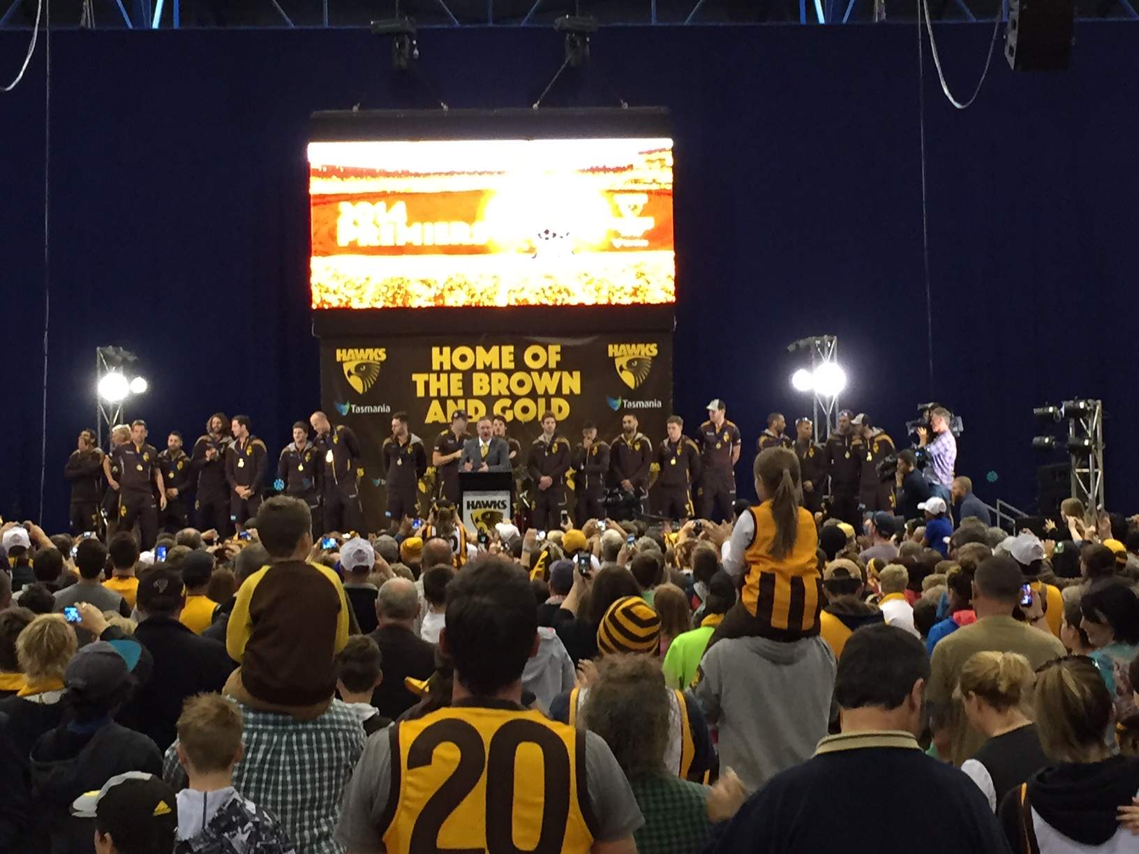 Hawthorn players share AFL premiership success with Hobart fans - ABC News