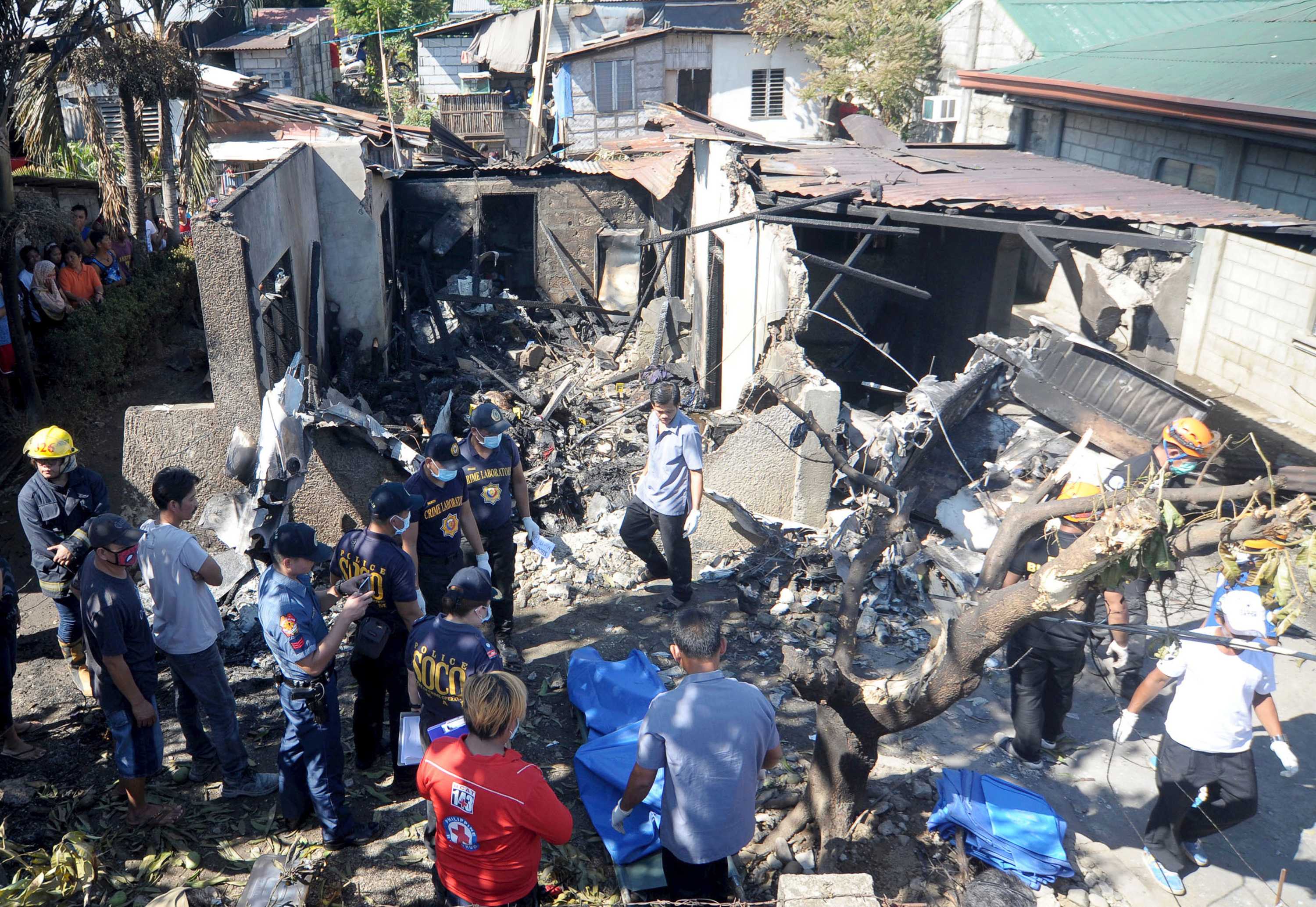 Plane crashes into house, killing 10 people near Manila - ABC News