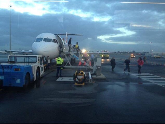 Passengers disembark plane after technical difficulty - ABC News