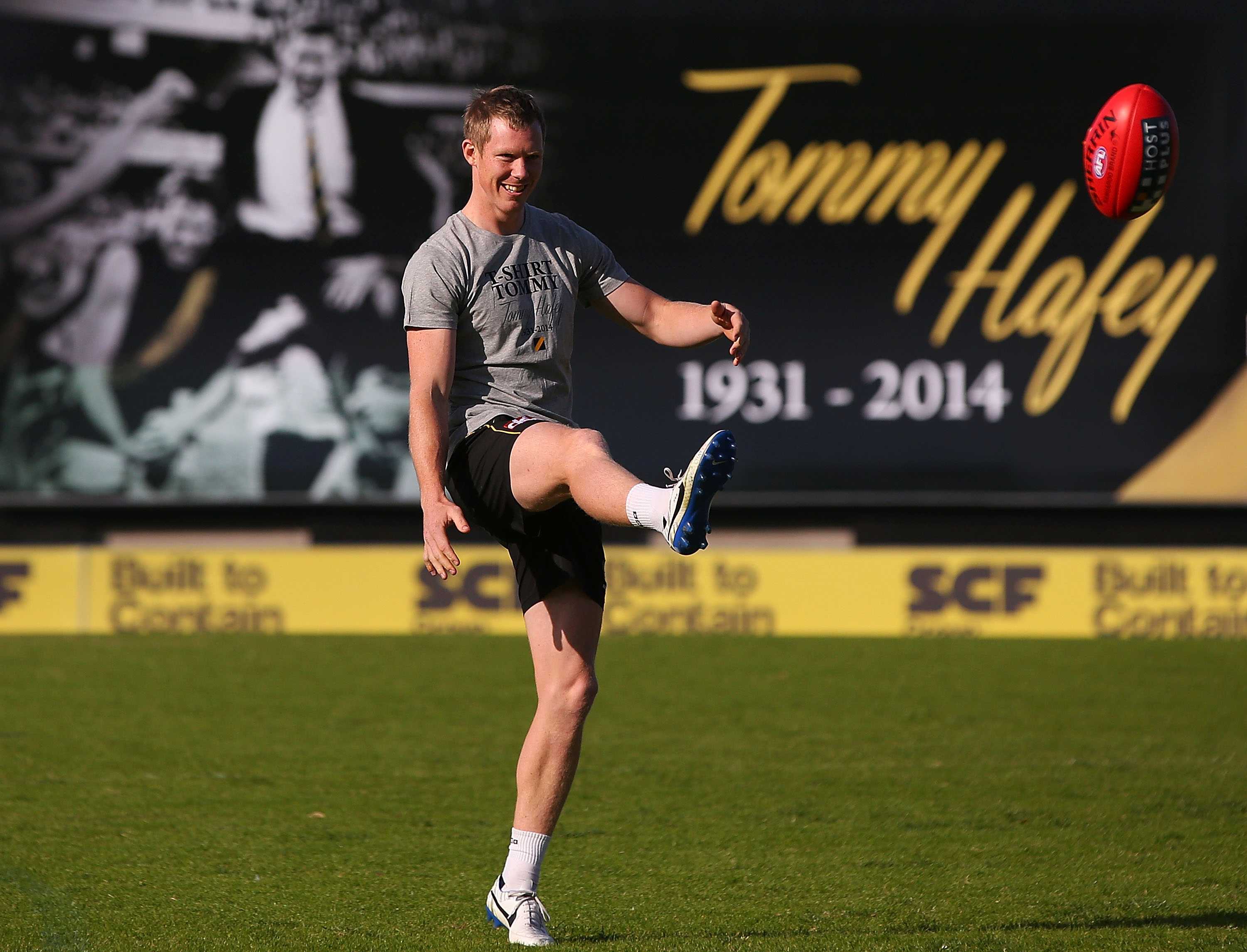 Richmond Tigers honour T-shirt Tom Hafey at training - ABC News