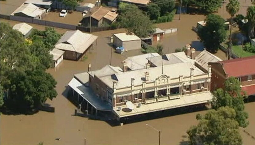 Towns swamped as Forbes faces flood peak - ABC News