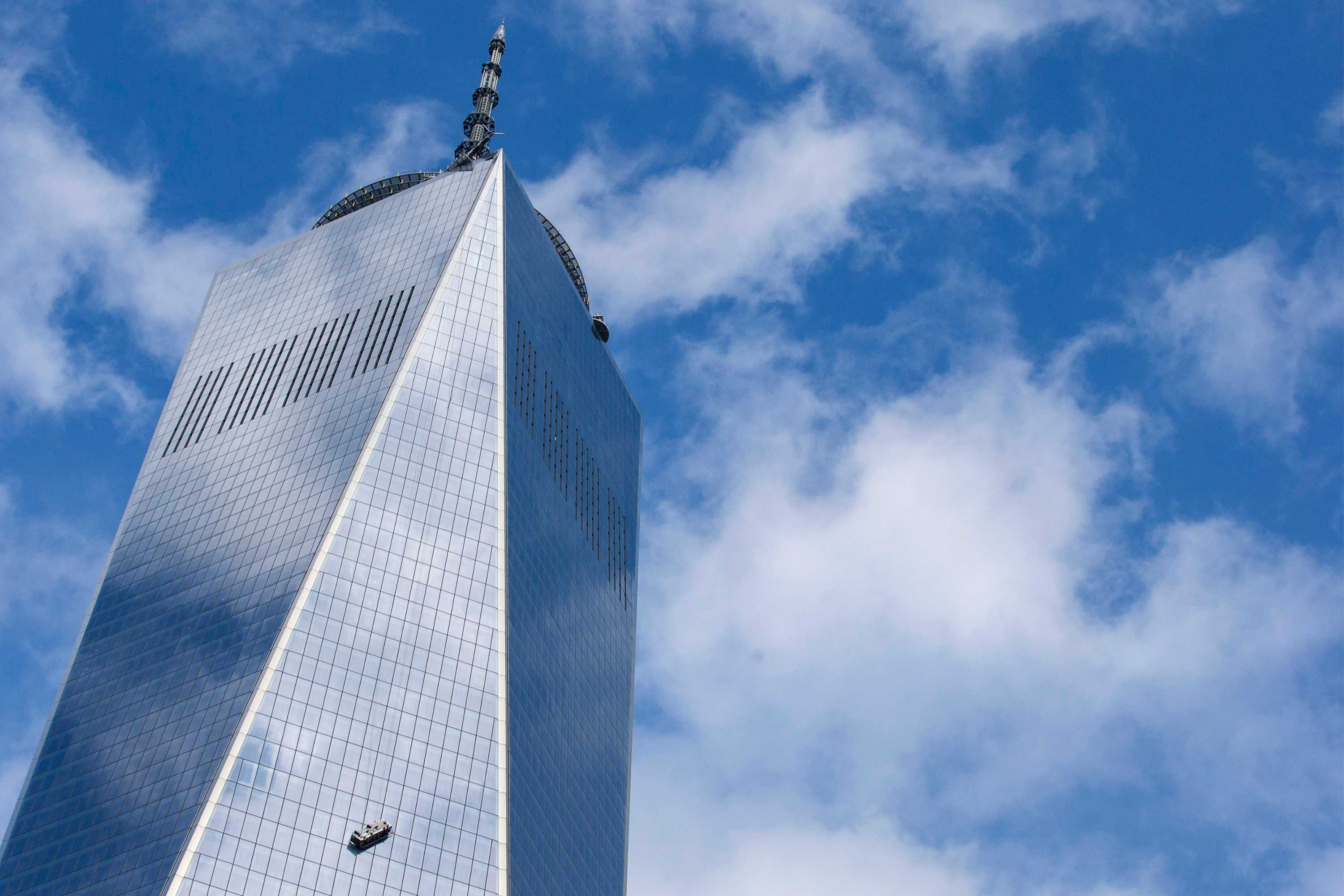 Two window washers dangling outside 69th floor of World Trade Centre ...