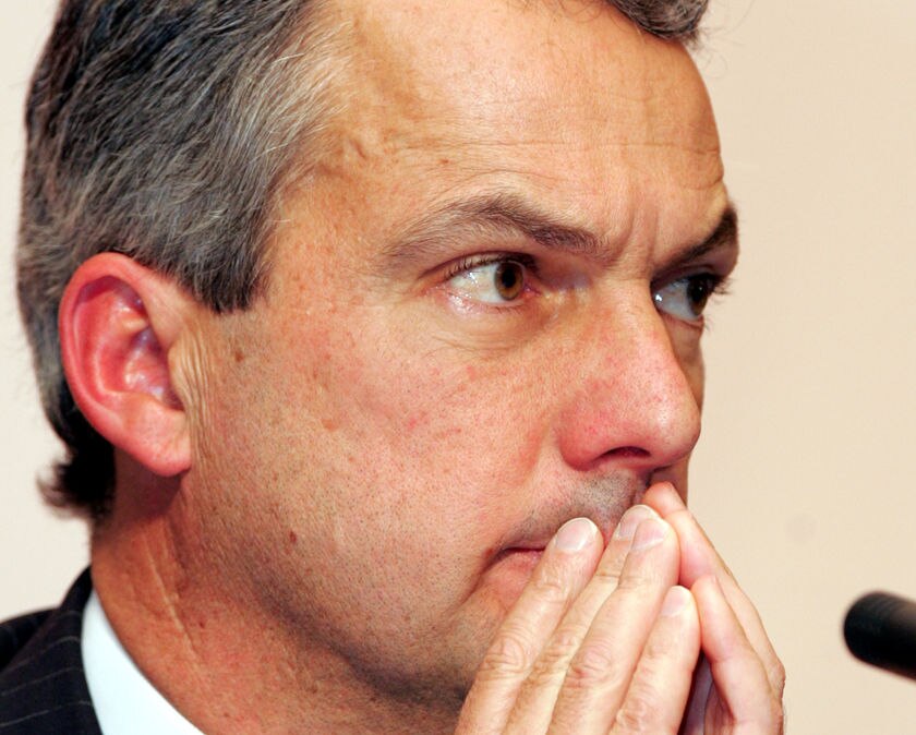 Macquarie boss takes 99pc pay cut - ABC News