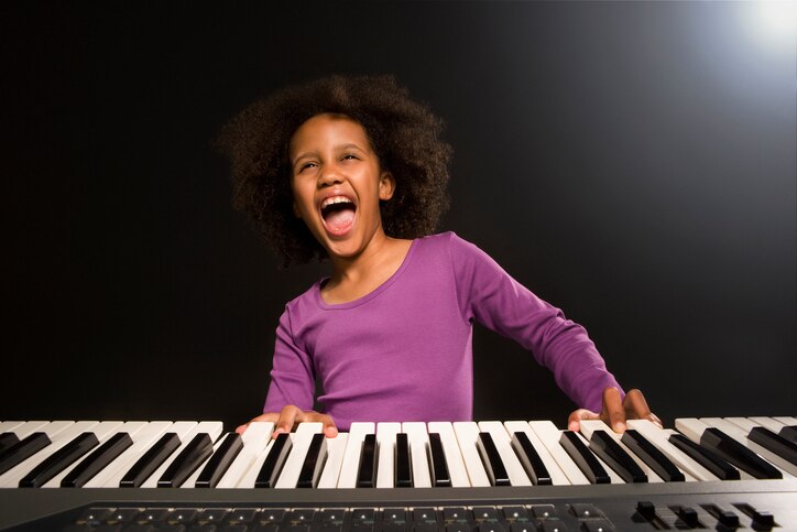 How the human voice produces notes over a large range modelled by ...