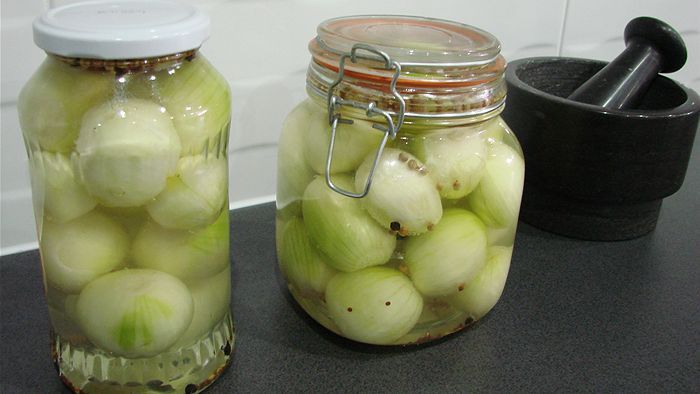 Homemade English-style pickled onions - ABC News