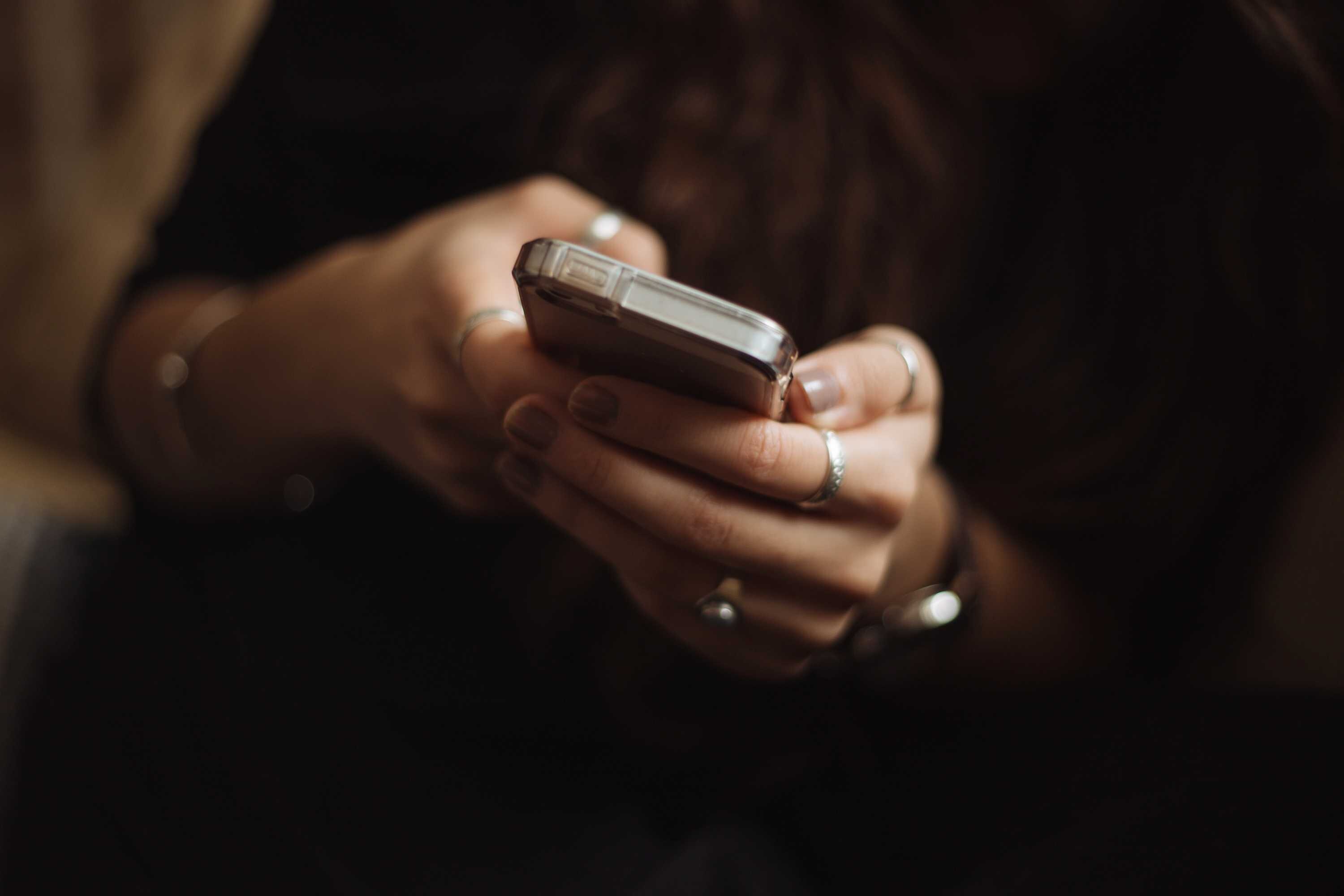 COVID-19 can survive up to 28 days on your phone. Here’s how to ...