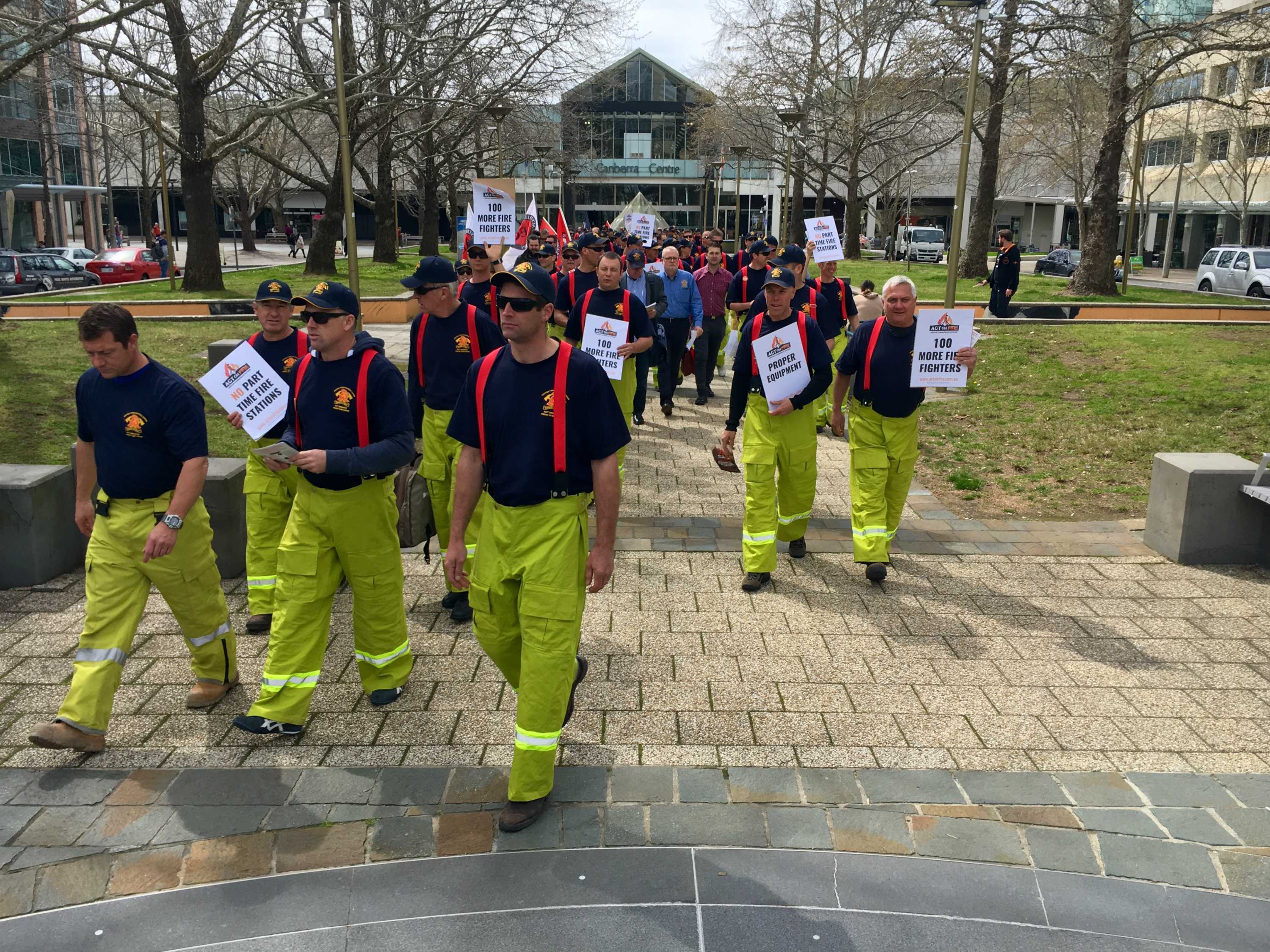 Canberra firefighters call for resignation of Emergency Services Agency ...