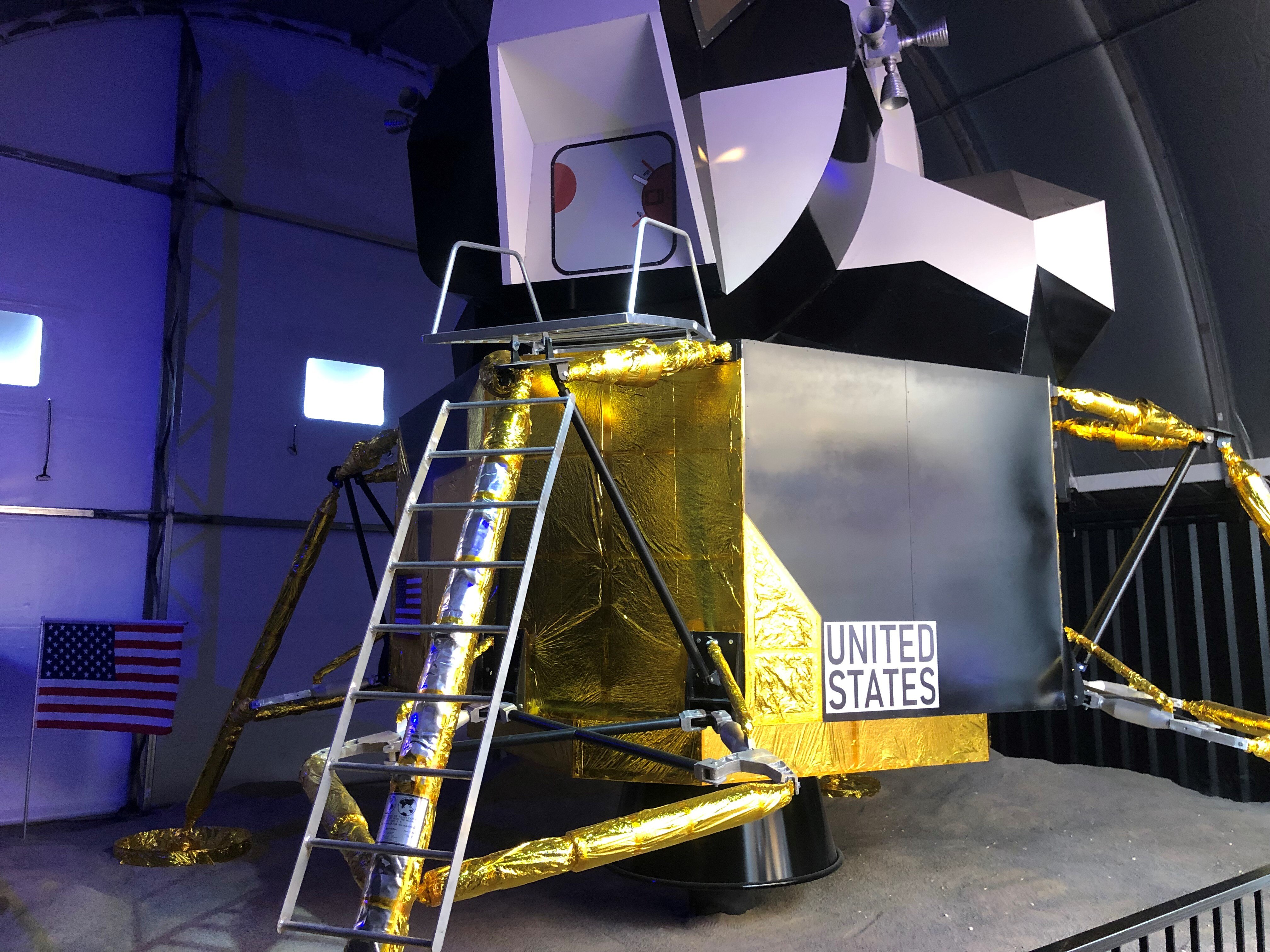 Lunar lander replica unveiled in Carnarvon - ABC News