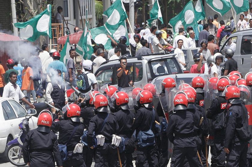 Malaysia polls close after tense elections - ABC News