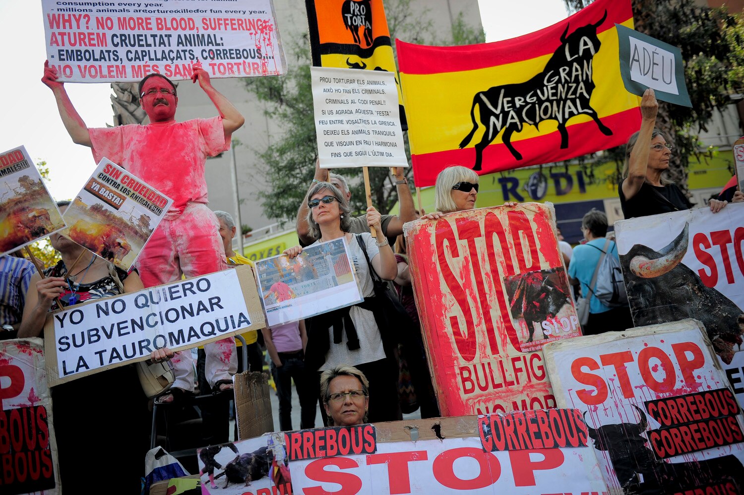 Sell-out crowd witnesses Barcelona's final bullfight - ABC News