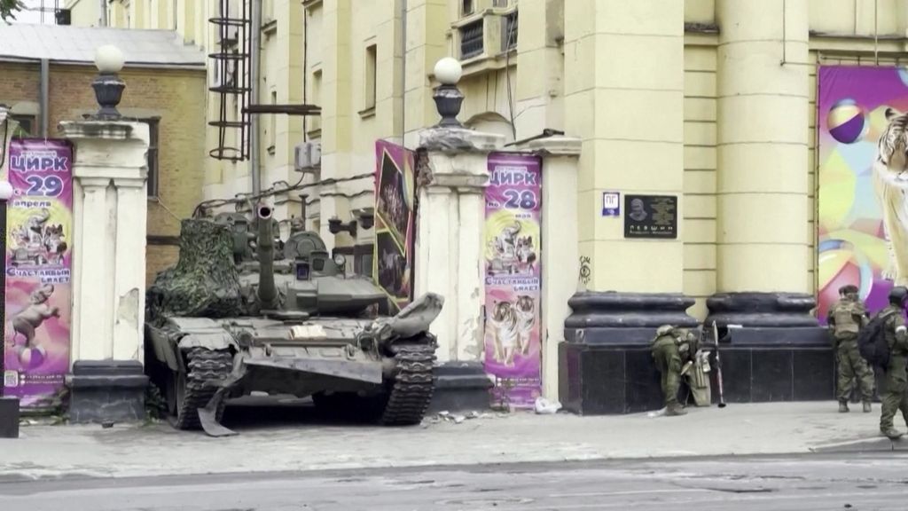 Russian mercenaries line Rostov-on-Don street in 'armed munity' - ABC News