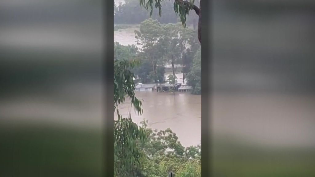 Houses and properties underwater at Lower Portland on the Hawkesbury ...