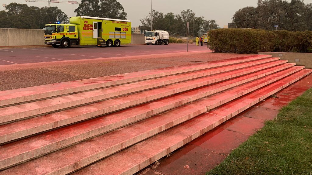 Fire retardant inadvertently dropped on Anzac Parade in Canberra - ABC News