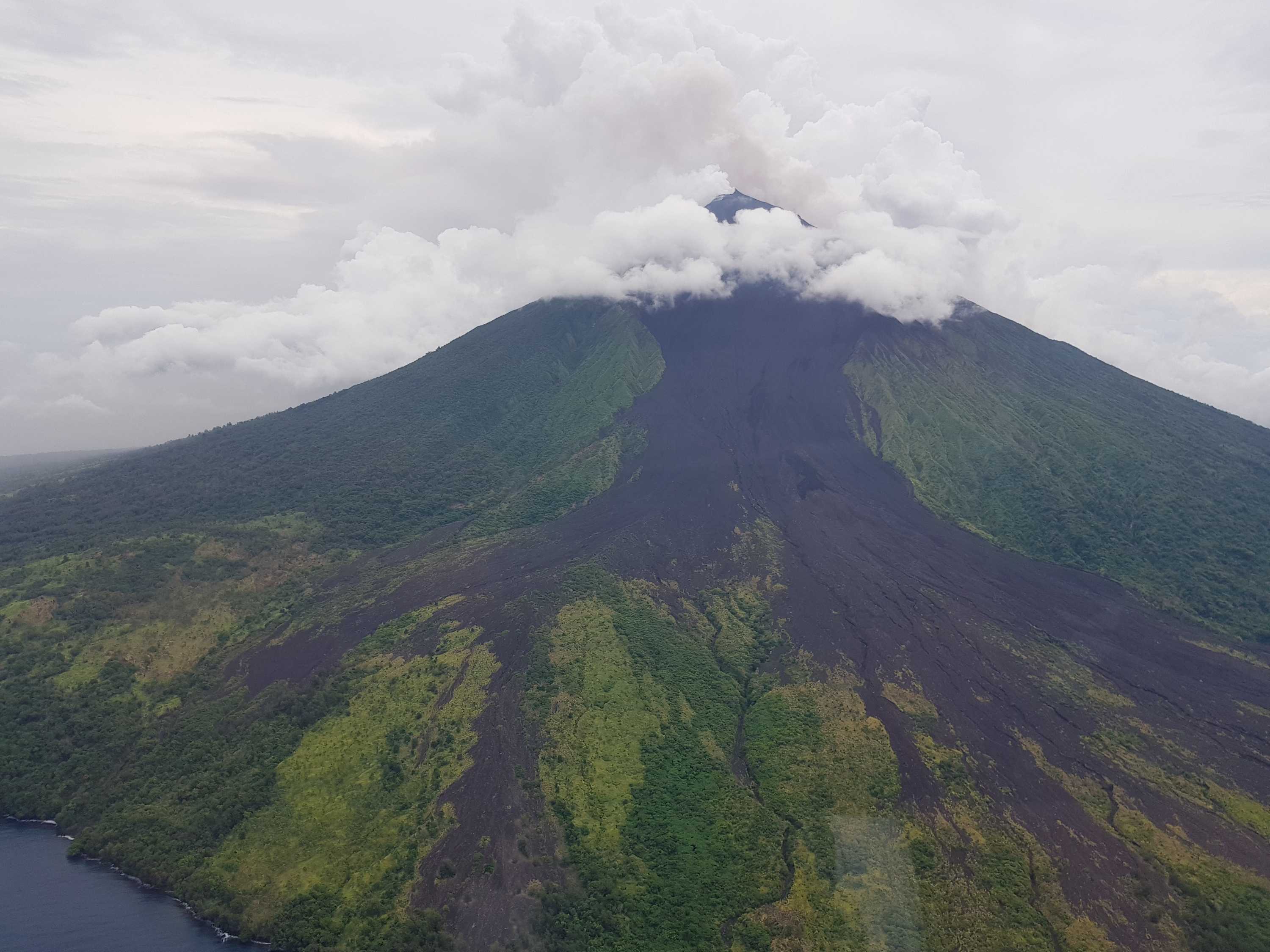 Papua New Guinea's Mount Ulawun volcano erupts, spewing plumes 3,000 ...