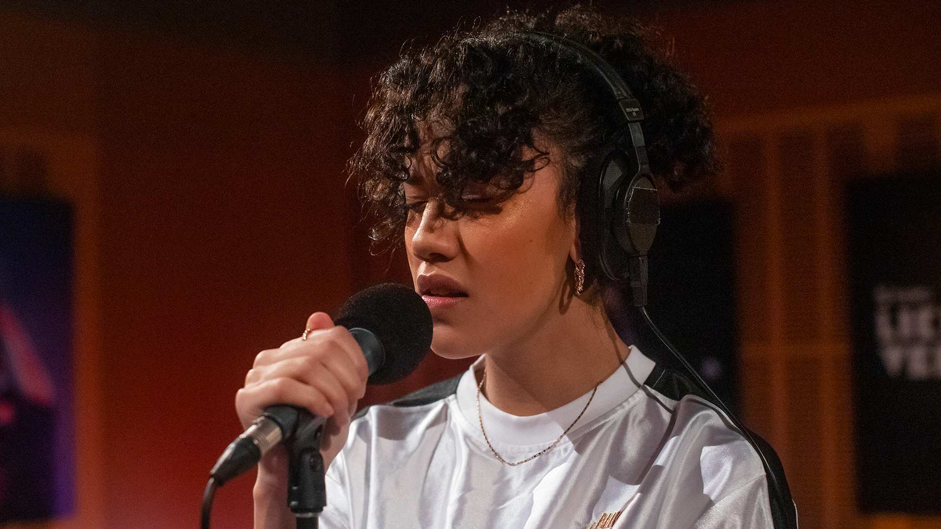 Becca Hatch covers John Farnham 'Burn for You' for Like A Version [2020 ...