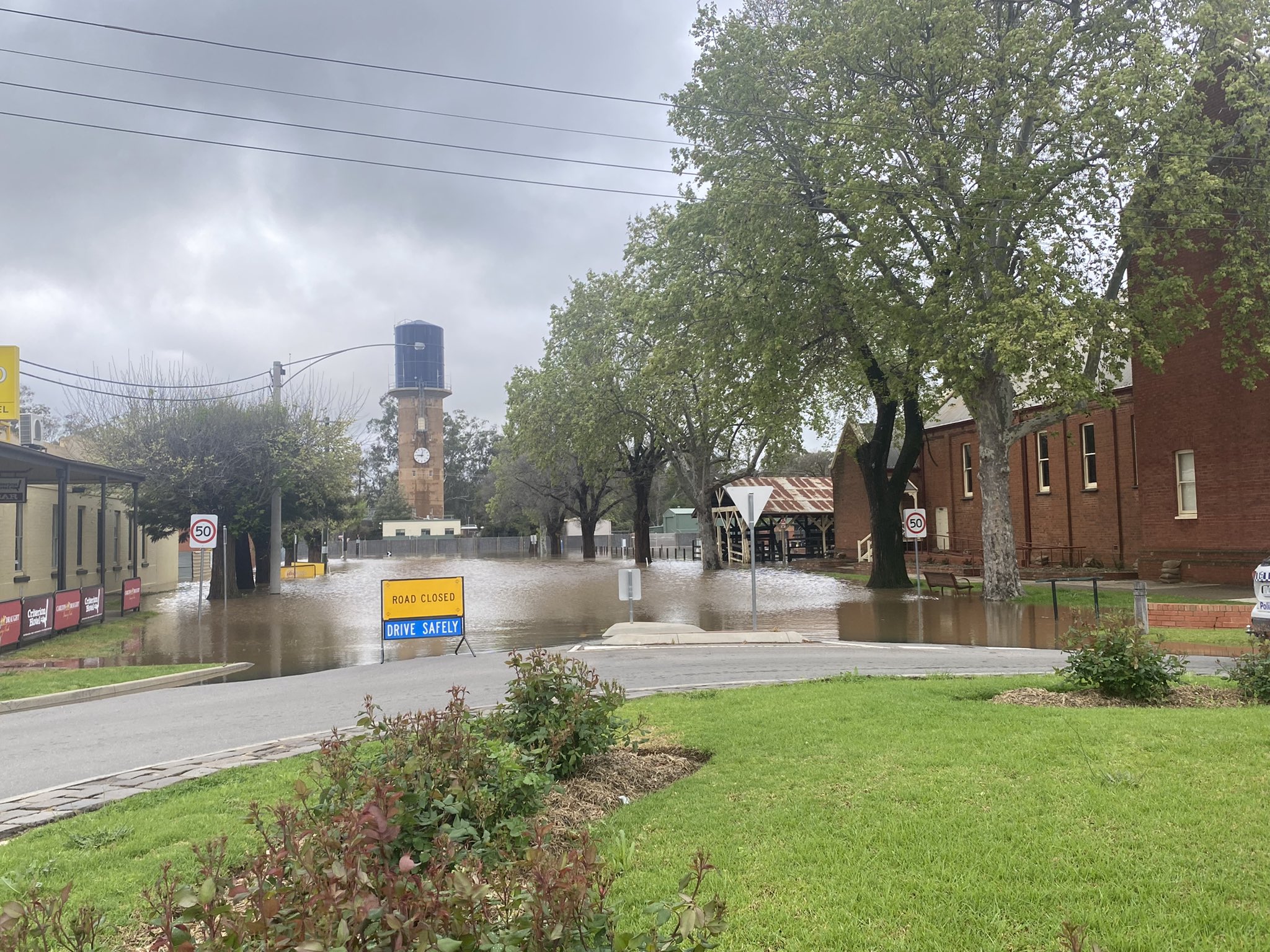 Rochester residents watch Campaspe River flood - ABC listen