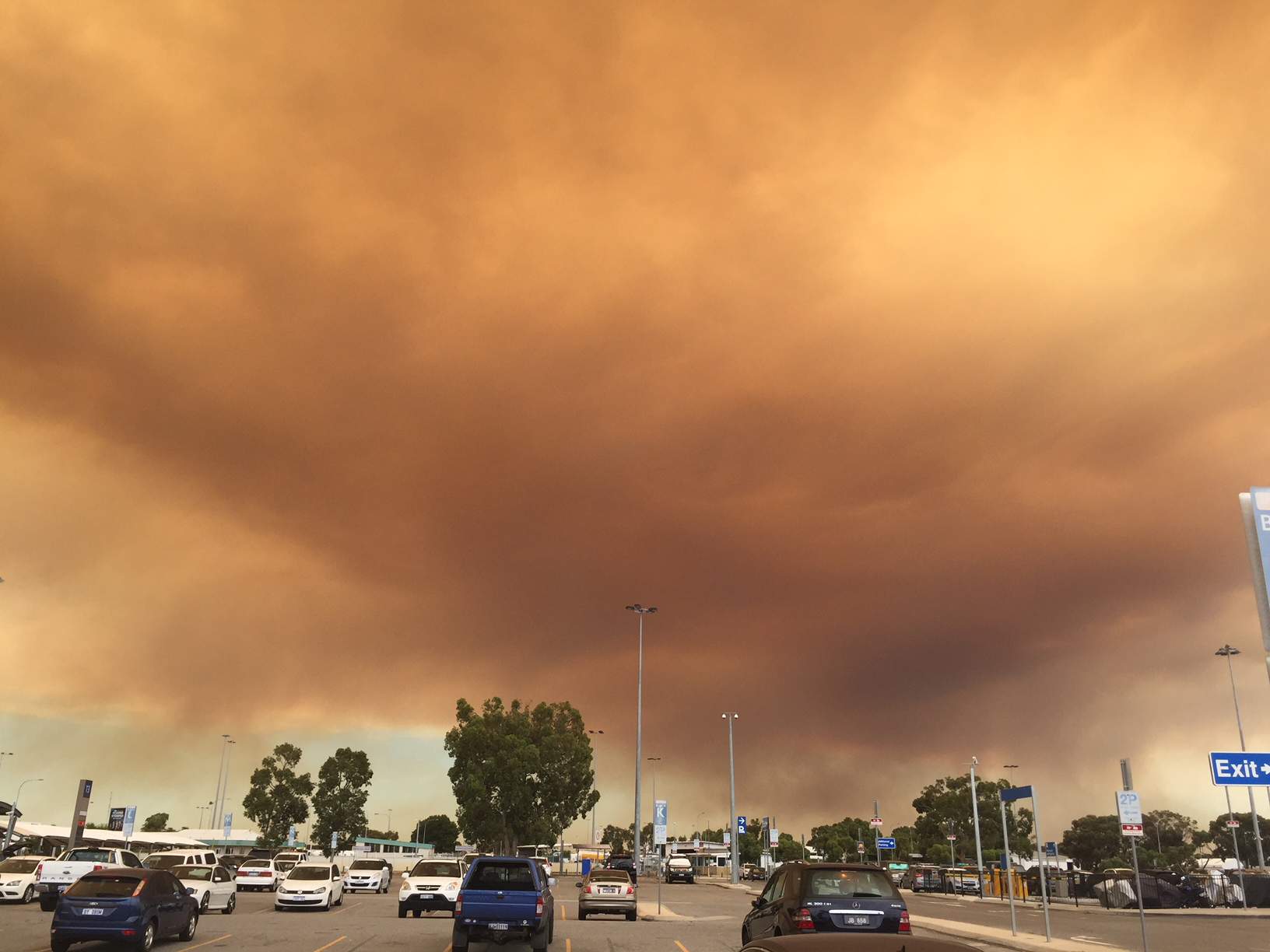 Fire causes 'apocalyptic' skies over Perth, but emergency warning ...