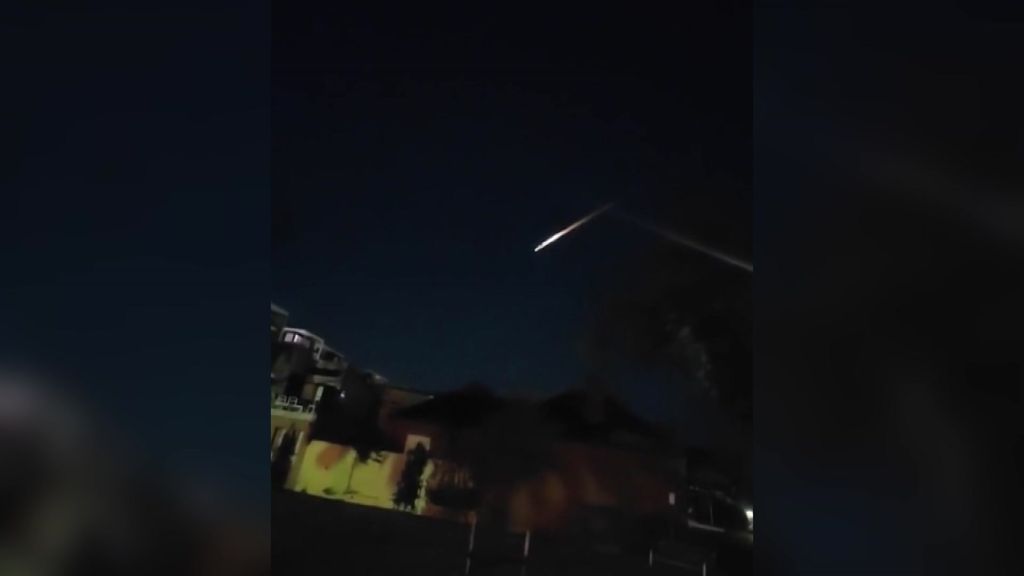 Melbourne locals capture suspected meteor shower - ABC News