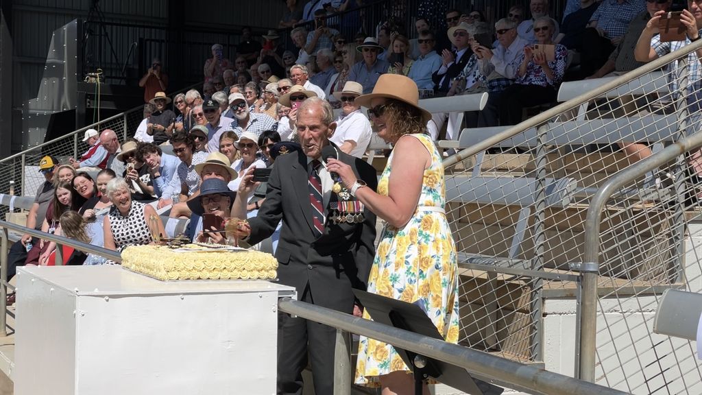 Howard Hendrick celebrates his 100th birthday at the Loxton show. - ABC ...