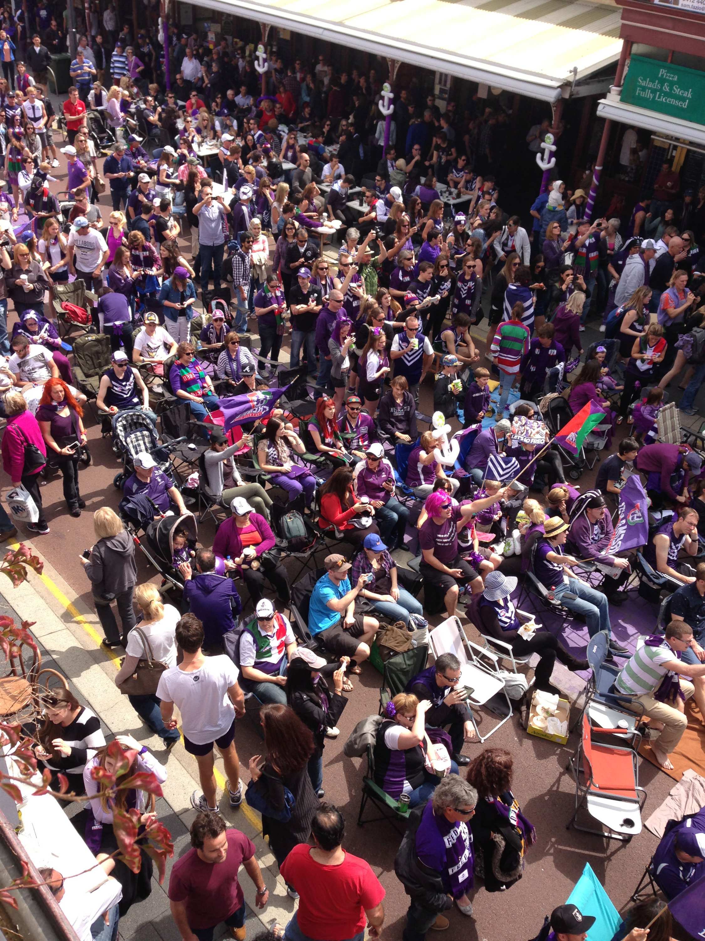 Crowds gather in Fremantle for the AFL grand final - ABC News