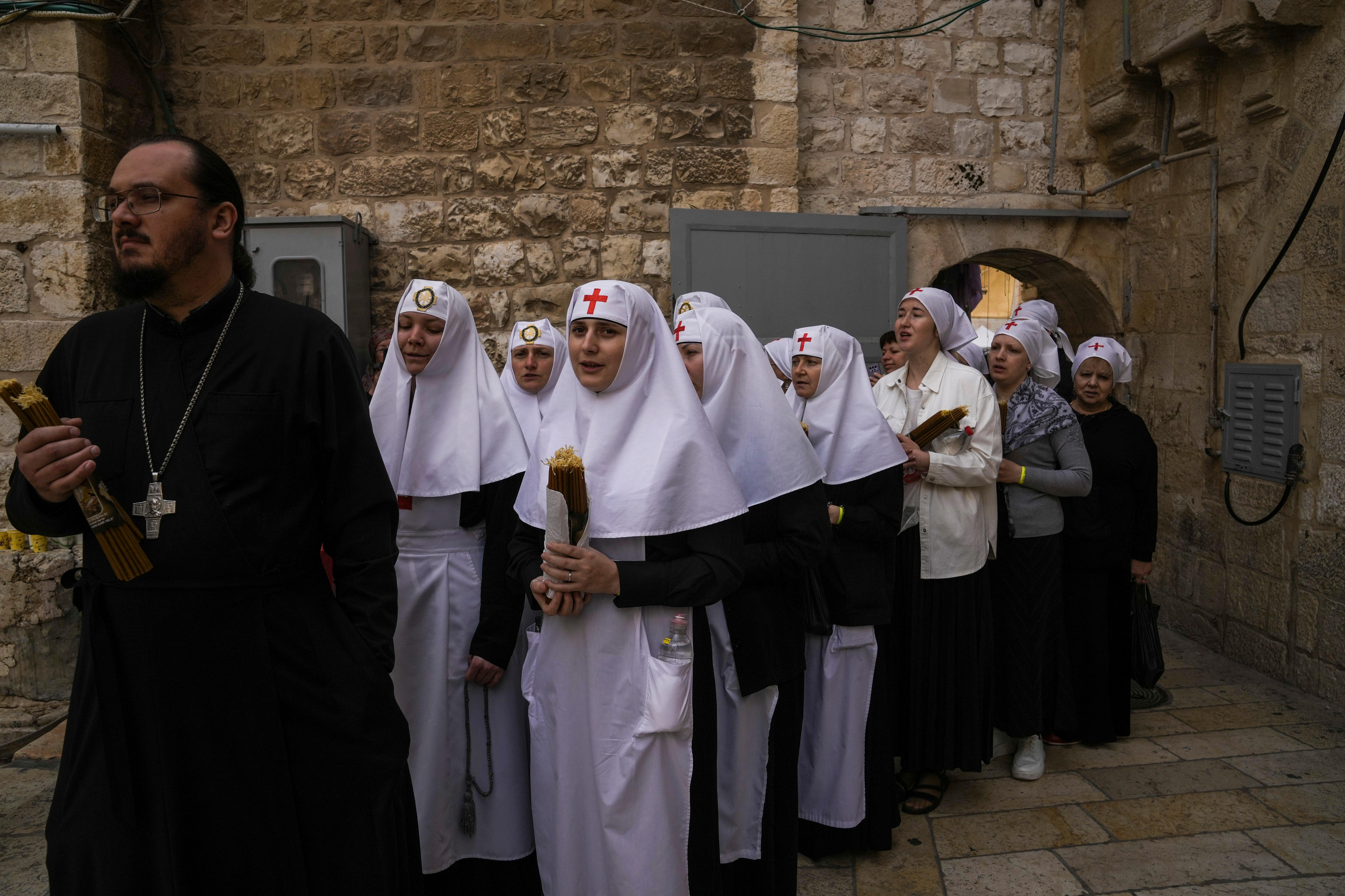 Christian faithful celebrate Holy Fire ceremony, Israeli police clash ...