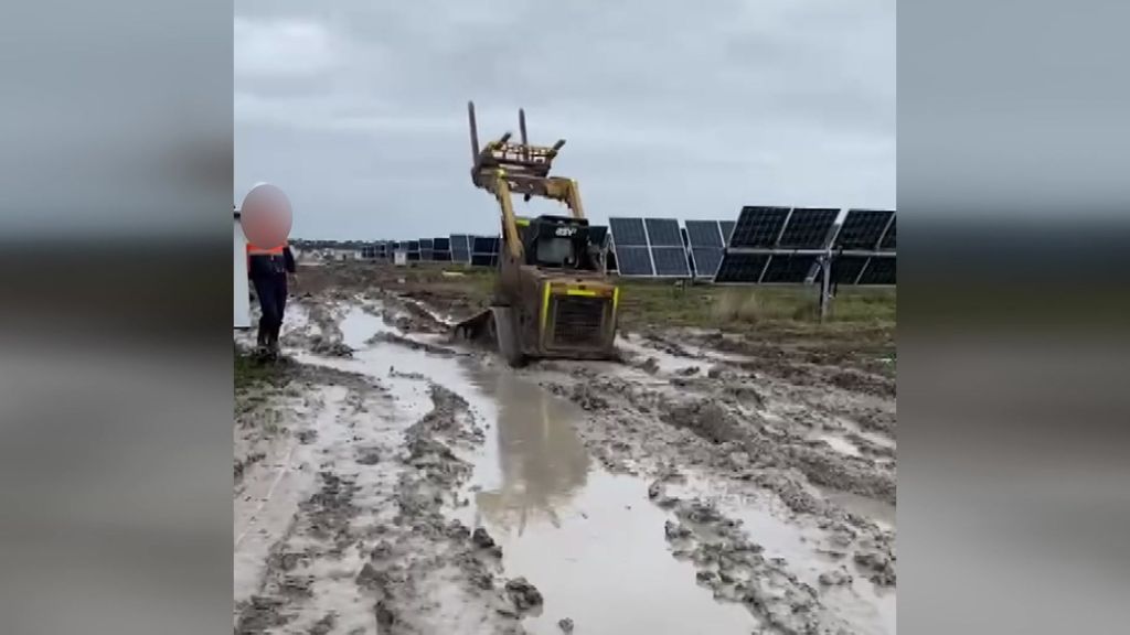 Electrical work in mud at Queensland solar farm - ABC News